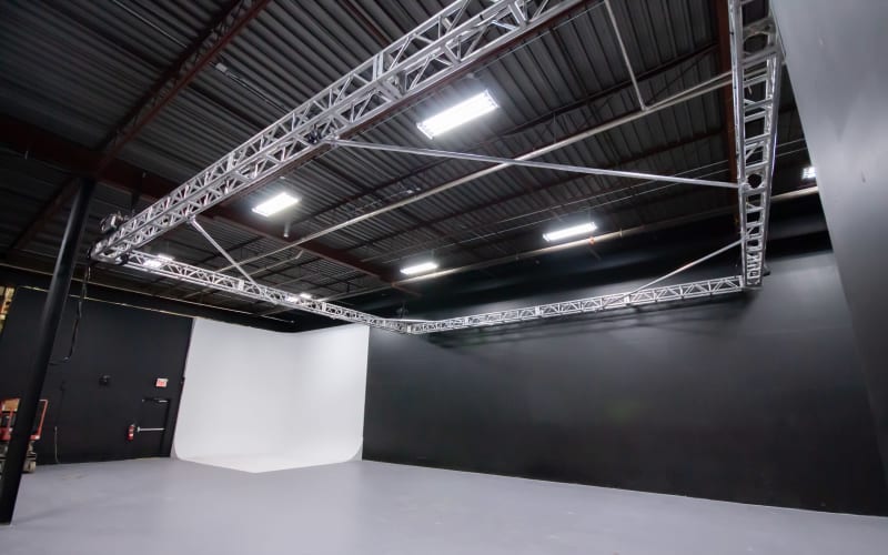 Studio Big Open Warehouse, high ceiling, & drive-in door!, Etobicoke ...