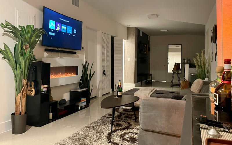 Plush Modern House Near Wynwood W/ Office & Yard Deck / Jacuzzi, Miami ...