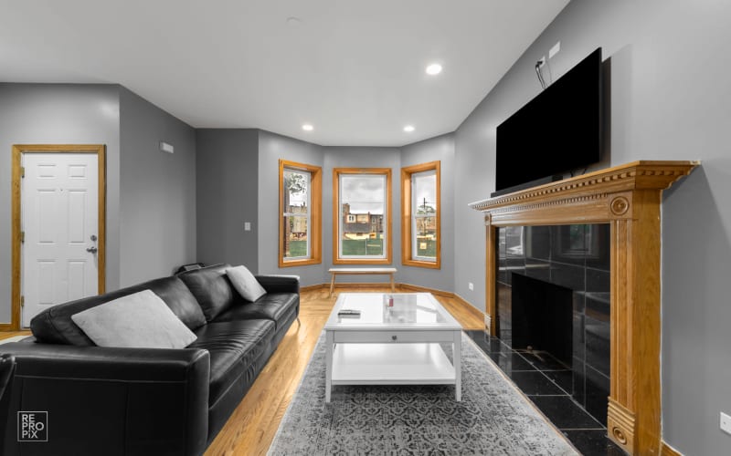 Simple, Clean Apartment for Small Gatherings, Chicago, IL | Event ...