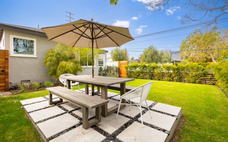 Modern Outdoor Meeting Space for Small Groups, Los Angeles, CA | Off ...