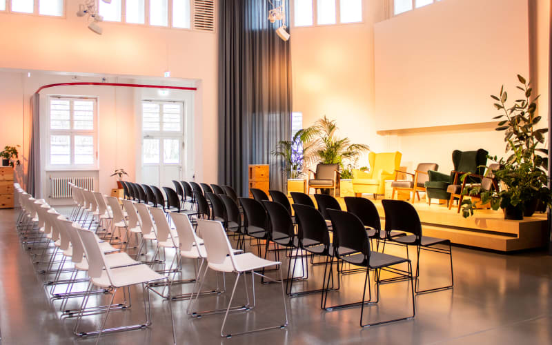 Spielfeld Digital Hub | Geräumiger Veranstaltungsraum mit natürlichem ...