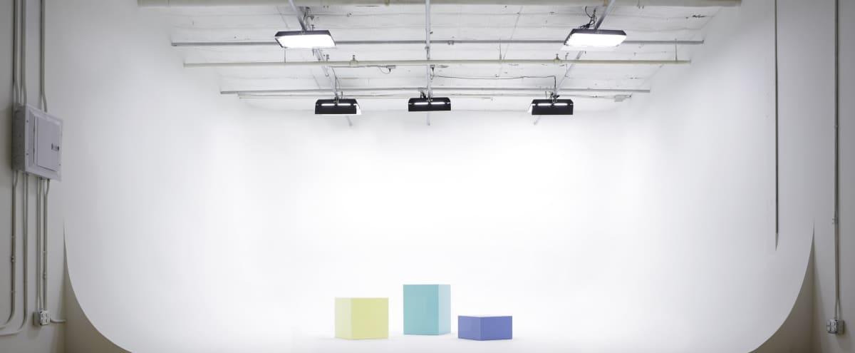 Big 3 wall Cyclorama with RGB color LED lights. Spacious Photo/Video ...