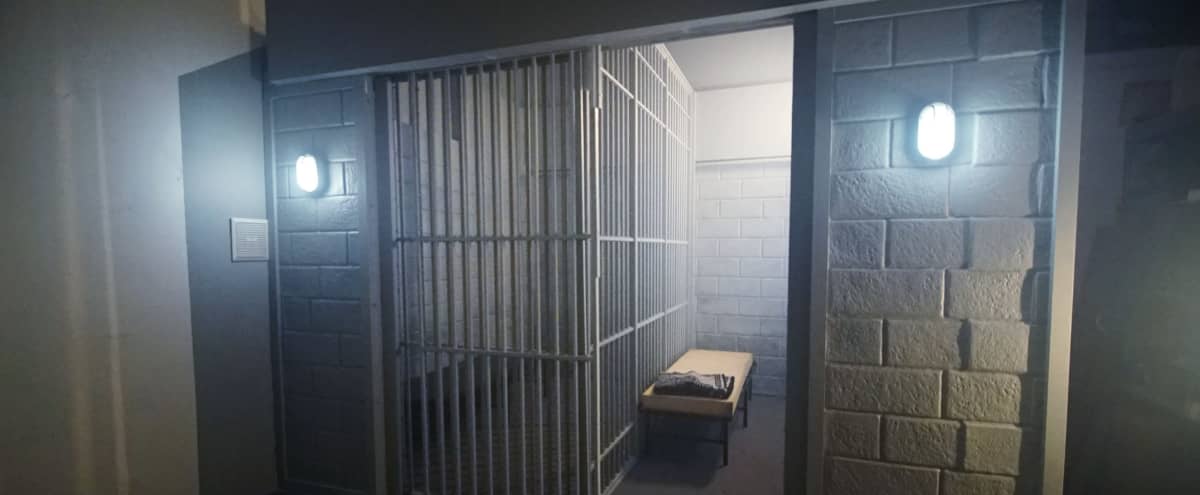 Jail / Prison Cells with rolling bars and cots standing set, mini ...