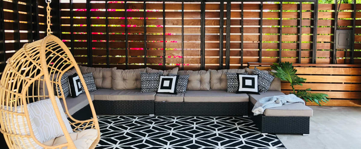 Modern Stylish Home with Outdoor Lounge/ Hangout area Perfect for ...