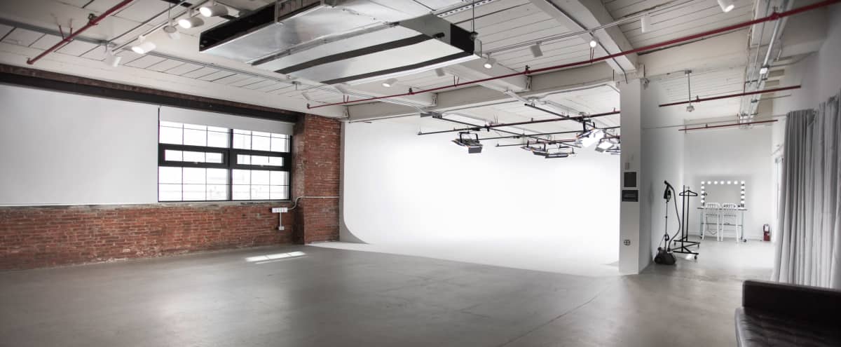 Amazing Fully Lit 3-Wall Cyc I Studio Prelit w/ RGB LED Lights I 16 ...