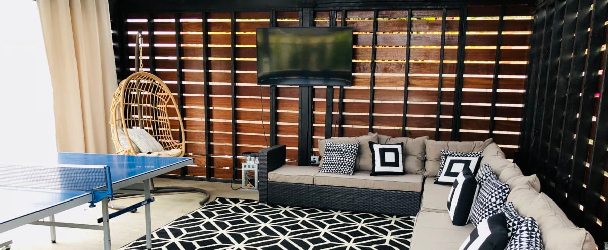 Modern Stylish Home with Outdoor Lounge / Hangout area Perfect for ...