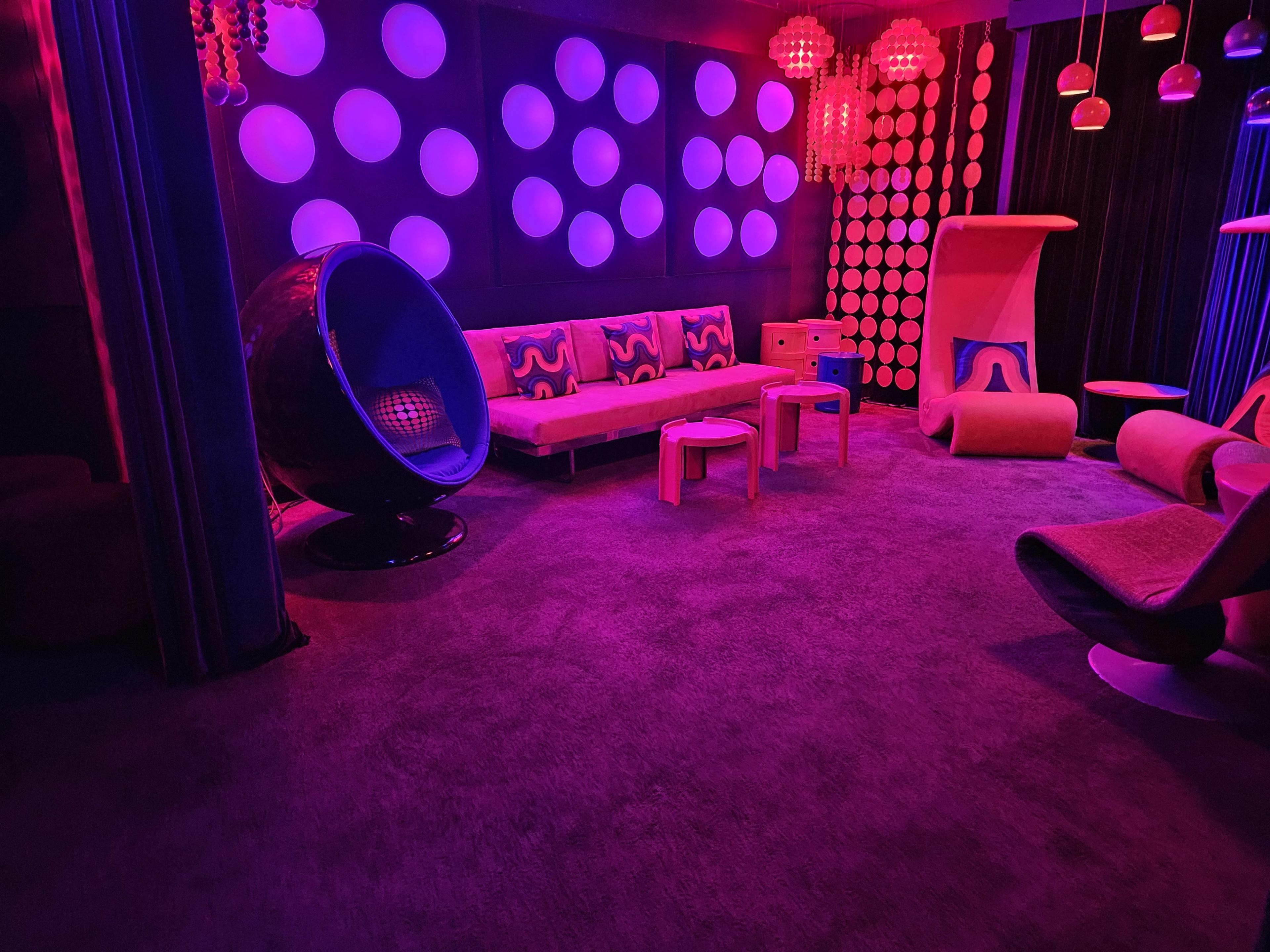 Groovy 70's Hollywood 420 Friendly Hideout/Karaoke room- Free Parking ...