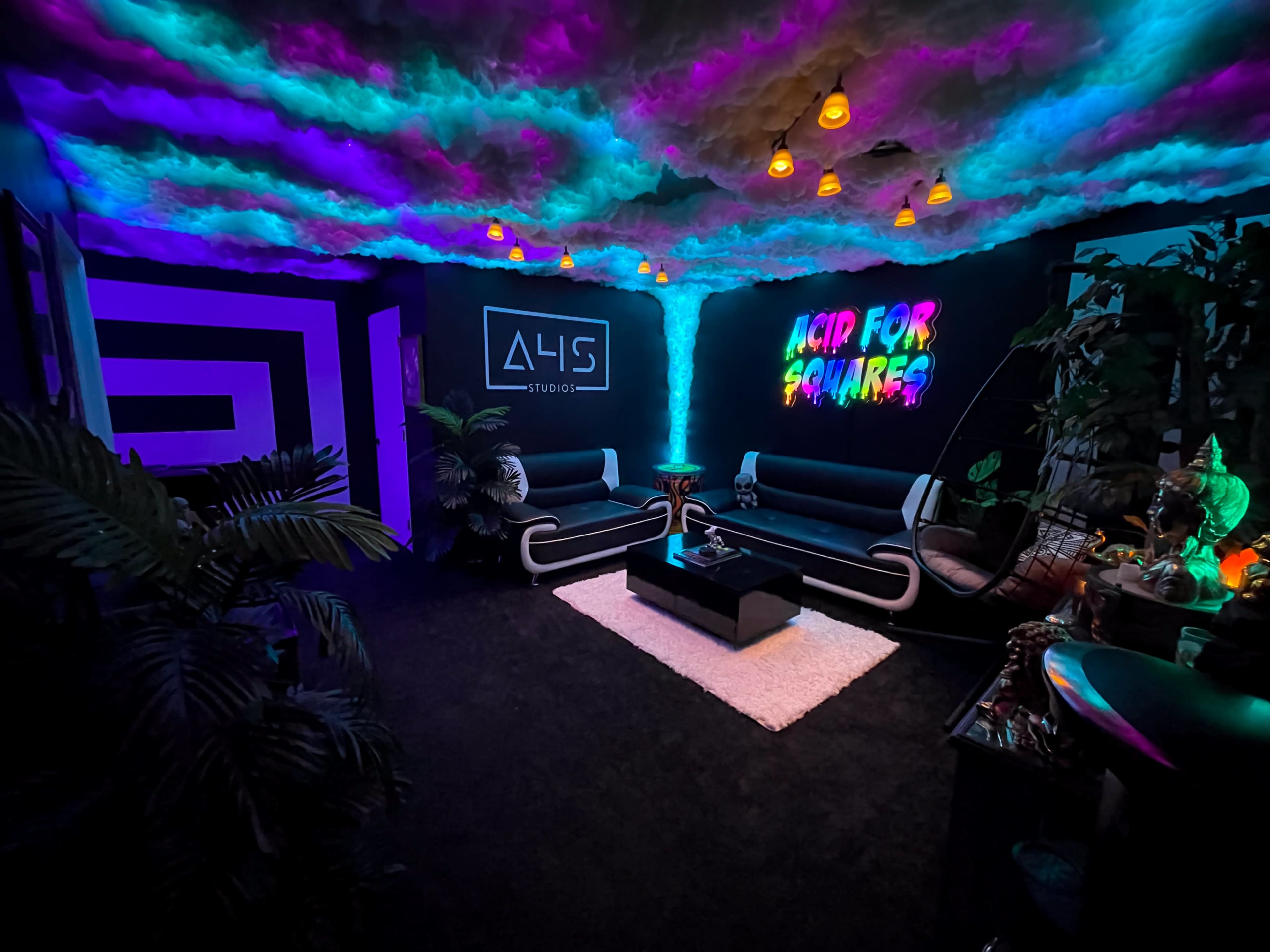 LA's Psychedelic Oasis: Stylish Studio with Cloud Ceiling, North ...