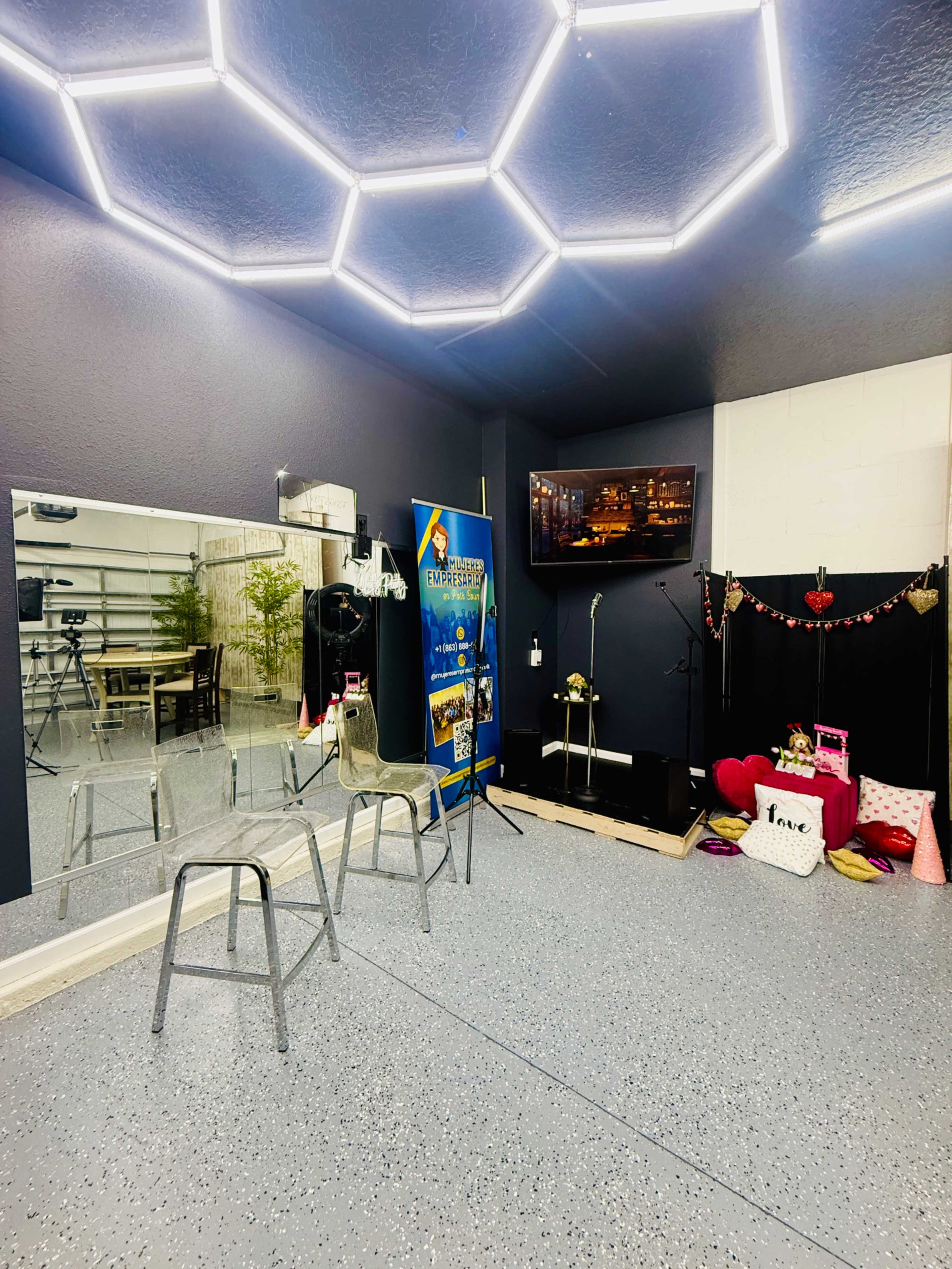 “Versatile Studio Space with Mirrors & Recording Setup”, Davenport, FL ...