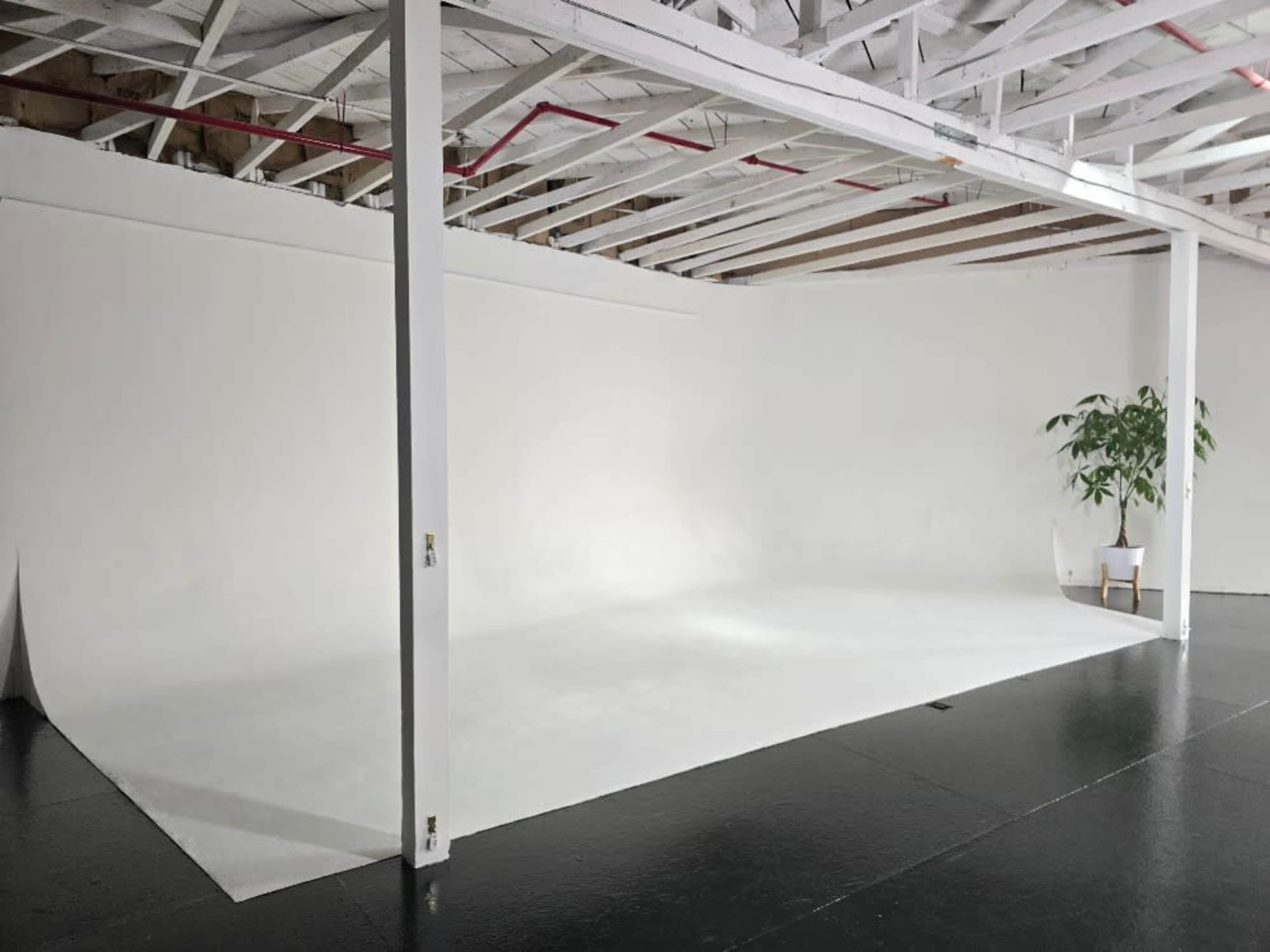 Atelier Scales | Huge old LOFT with many wall styles and a Cyclorama ...