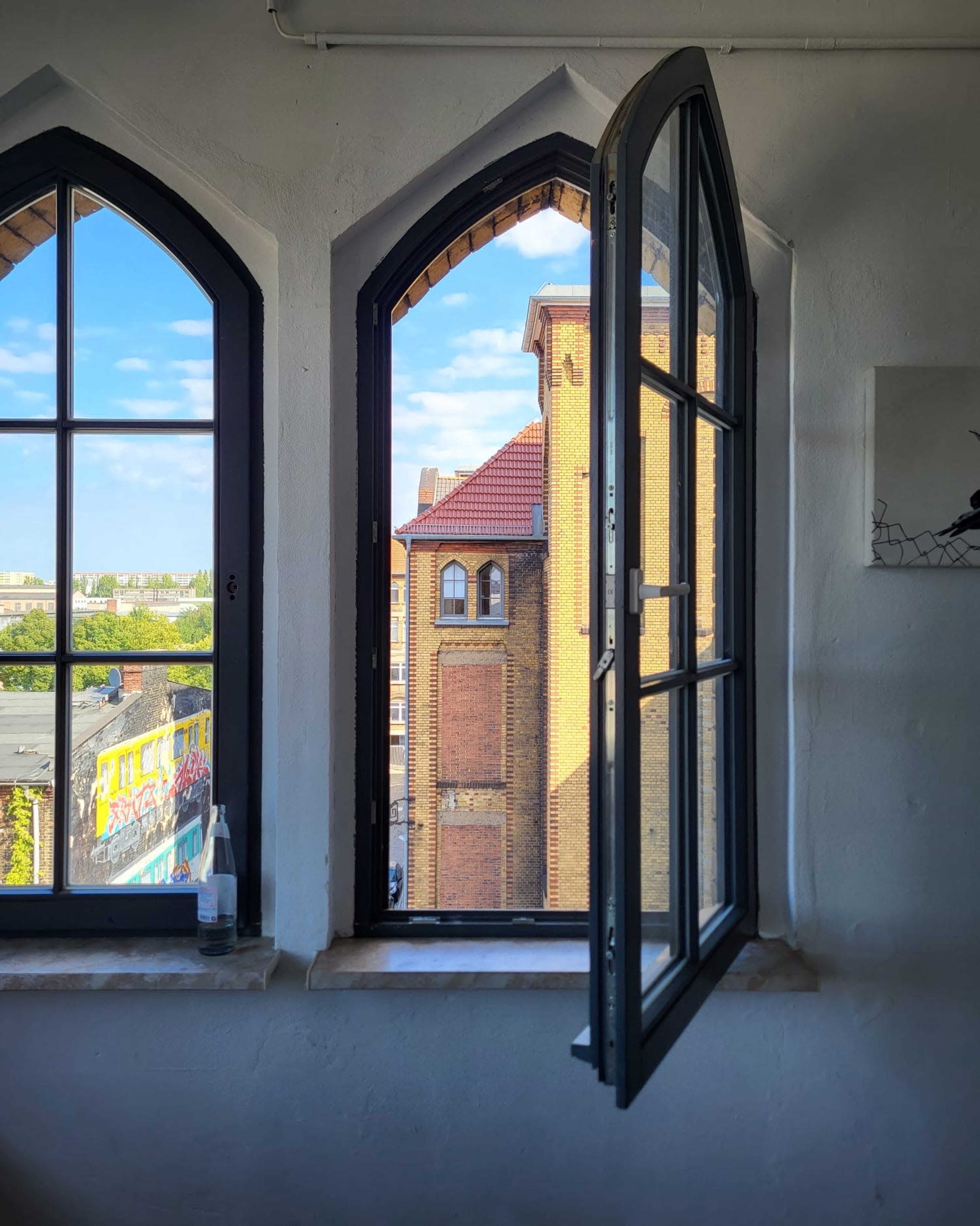 URBAN OLIVE DESIGN | Industrial Artist Studio with Large Windows ...