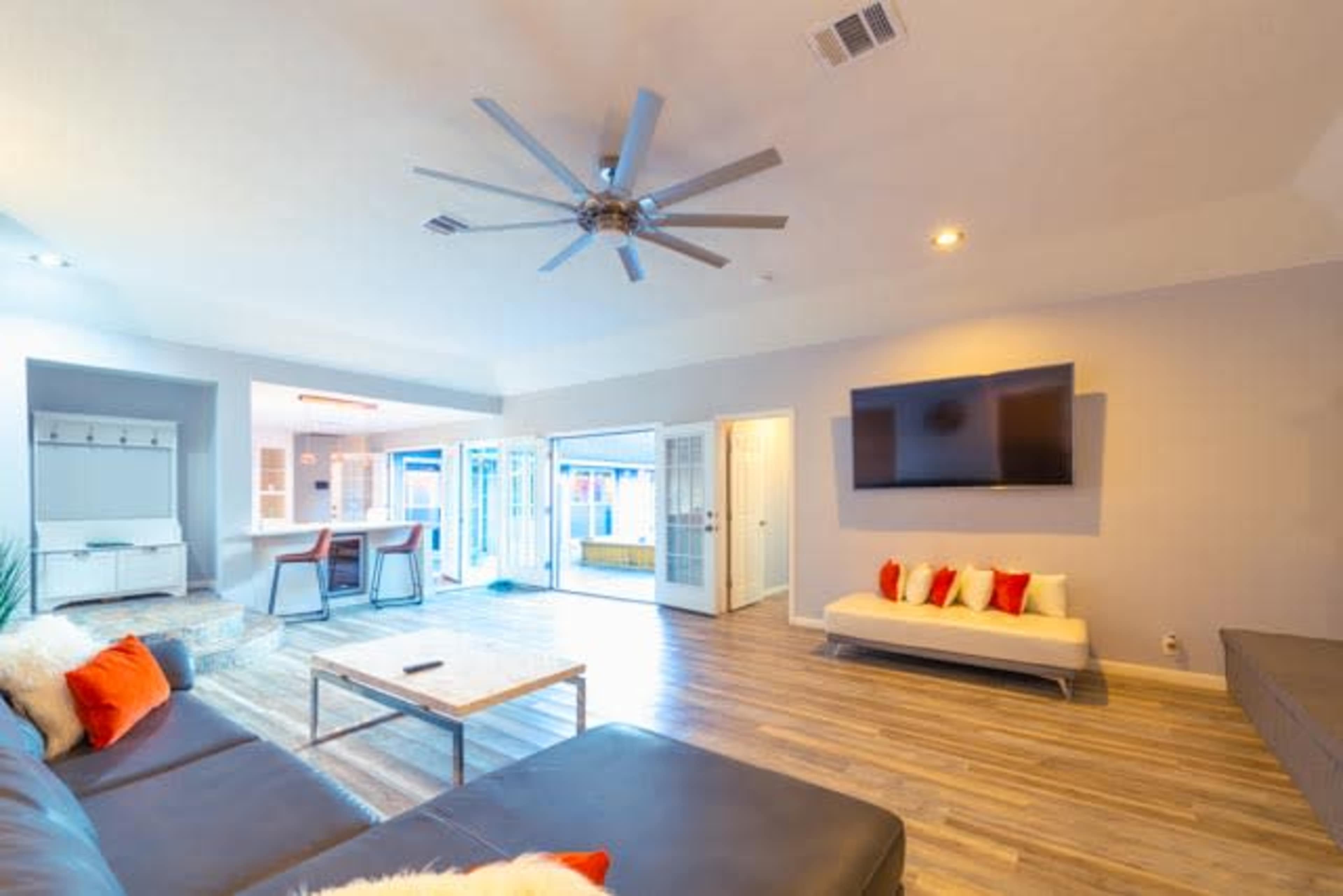 MIA-LA-Style Luxury Villa with Olympic Pool & Courtyard Spa Oasis ...