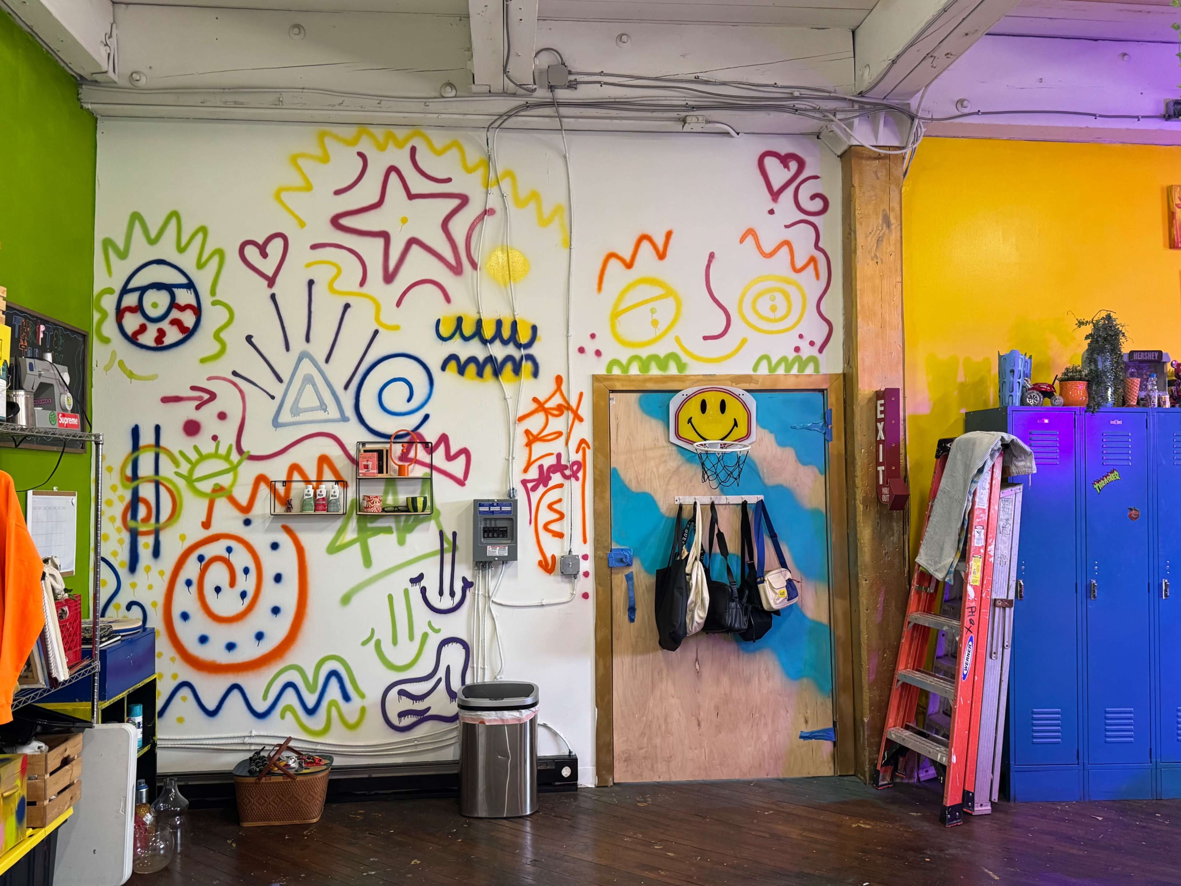 THRIFTEDJUNKY STUDIOS | 🎨 Colorful, Creative Content Studio – Perfect for UGC + Photoshoots! 📸🎬 ...