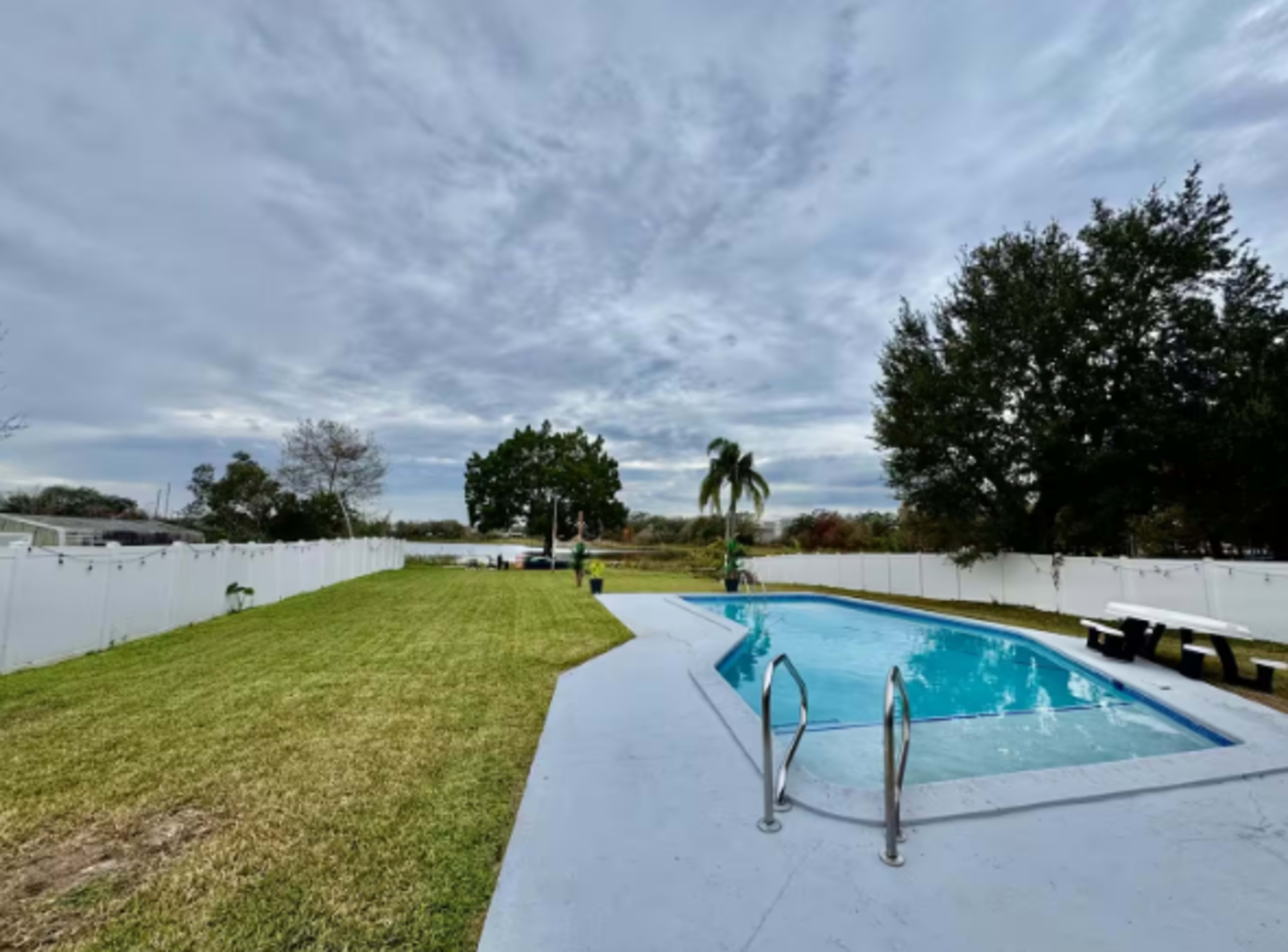 Spacious Backyard Oasis with Pool, Lake View & Sunset Vibes, Orlando ...