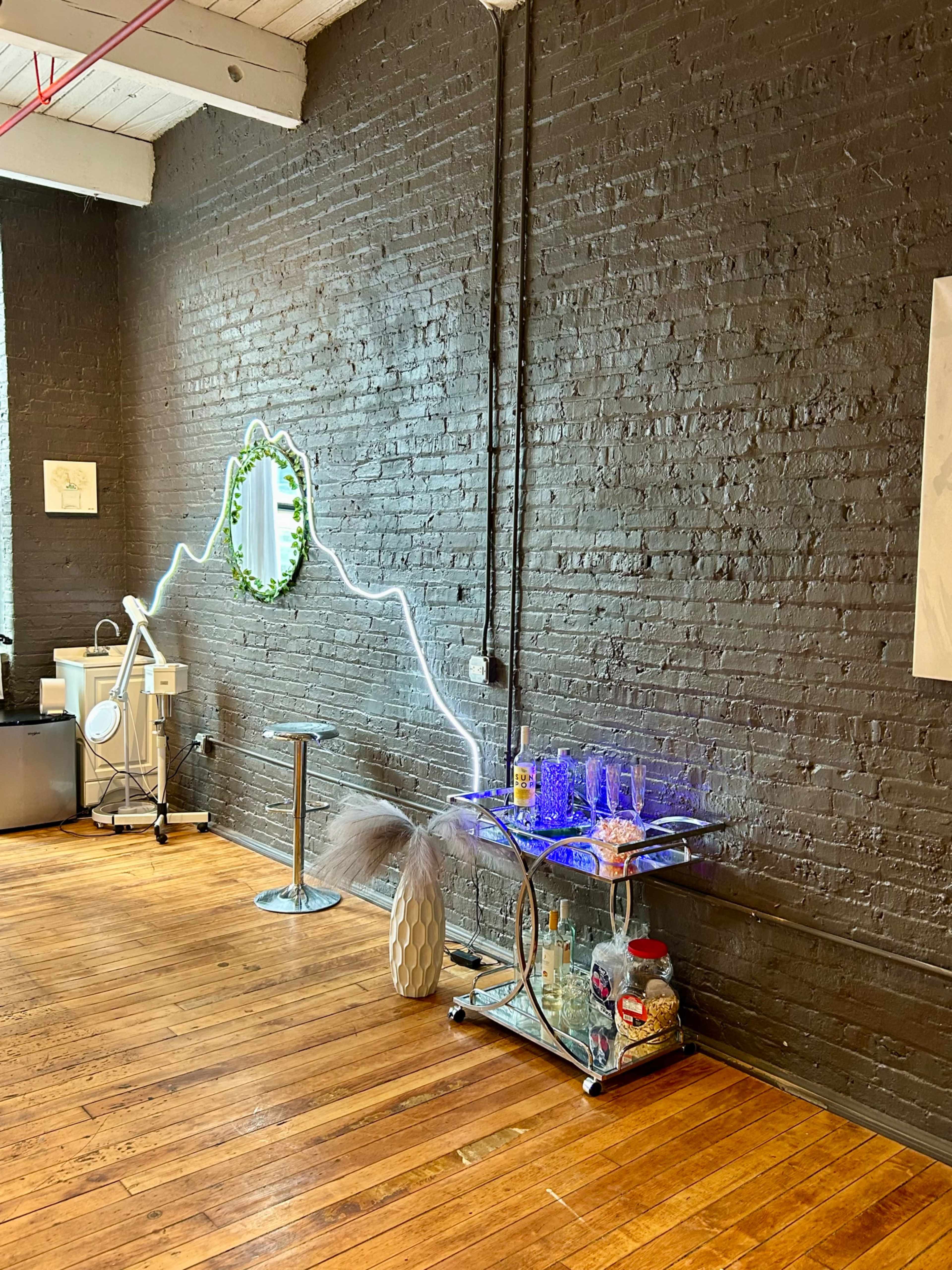Downtown Lofty Beauty Space, Chicago, IL | Production | Peerspace