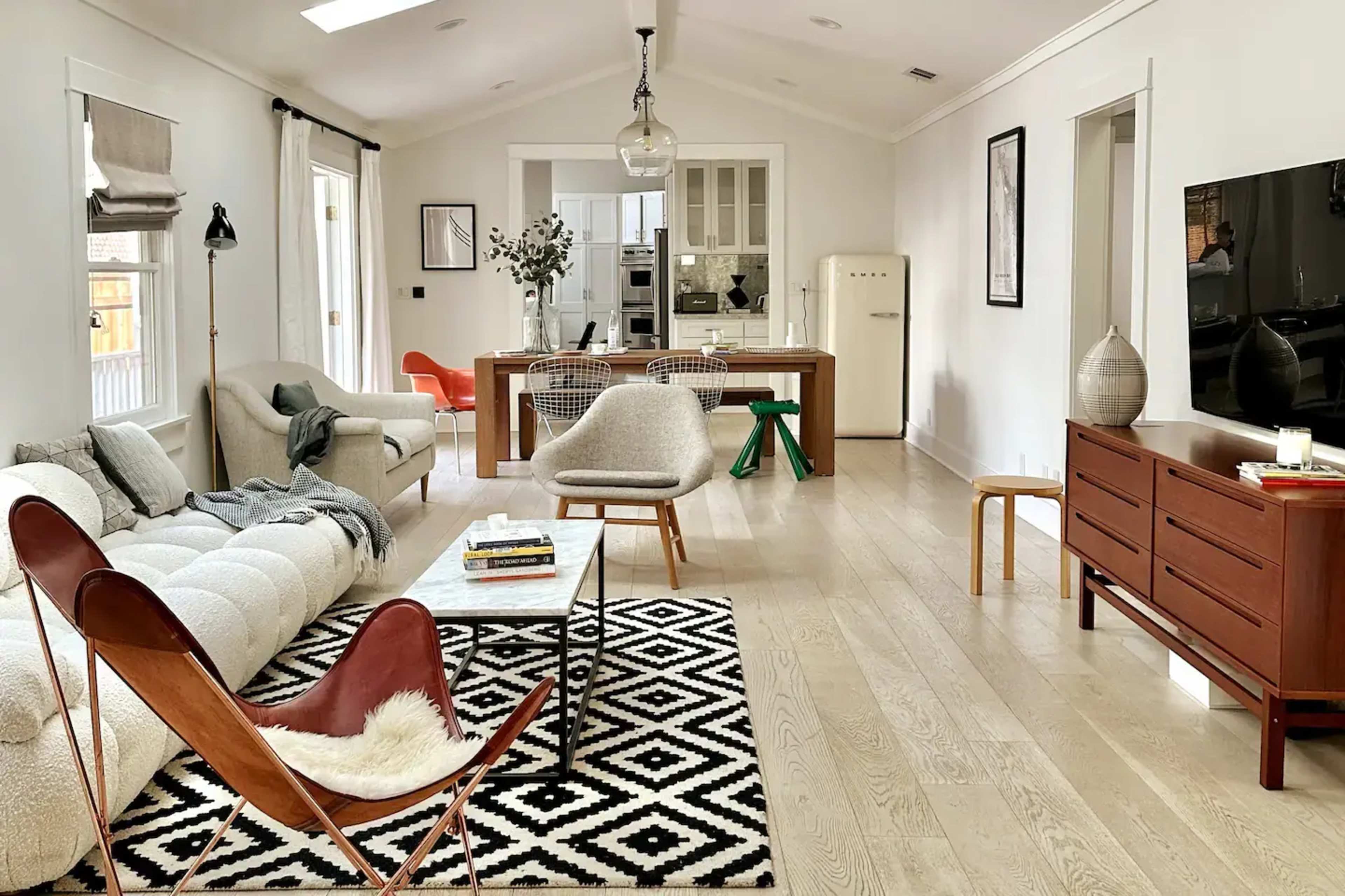 4/3 West LA Modern Bungalow Home with Backyard + Backhouse, Los Angeles ...