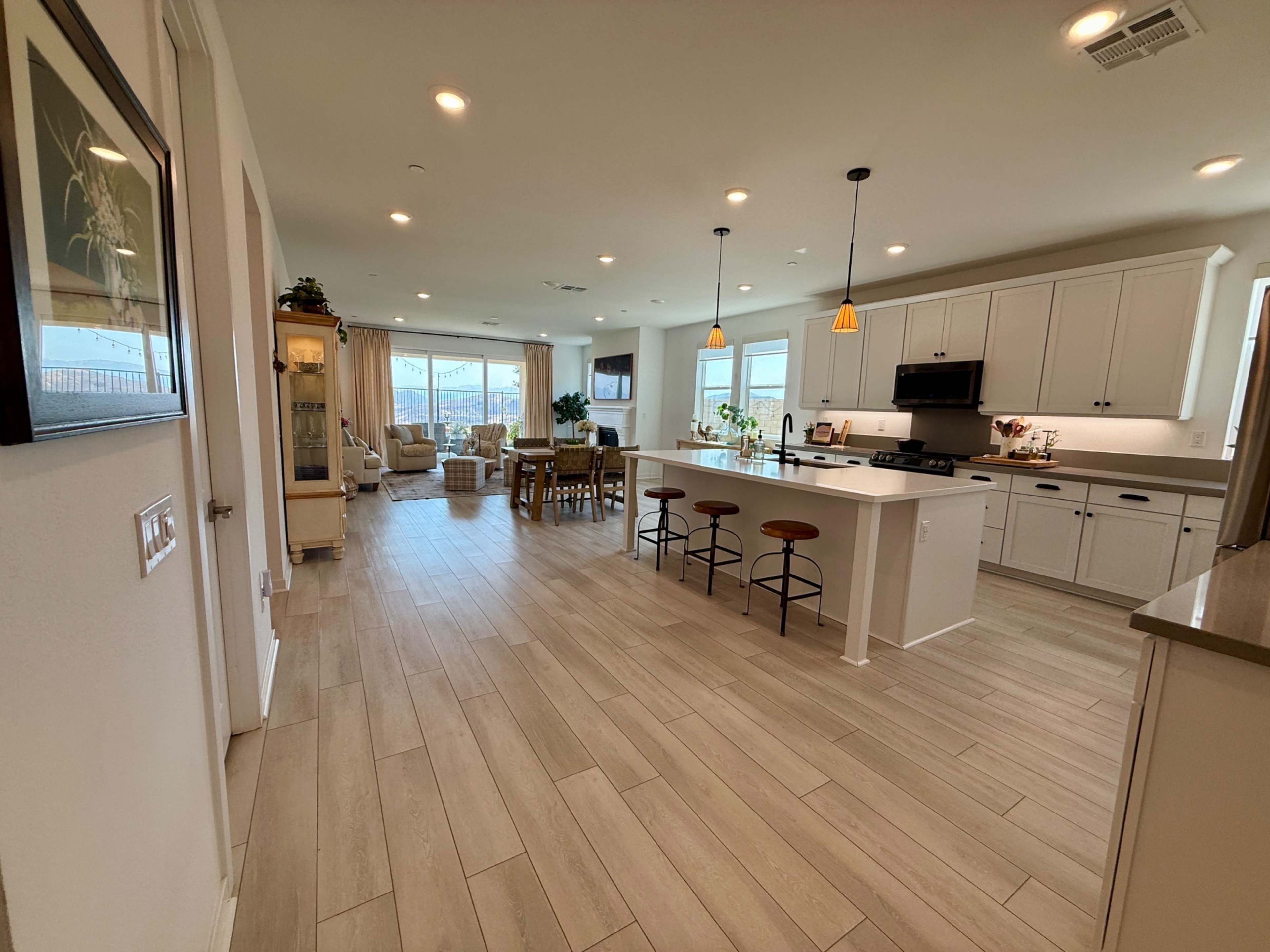 Bright and open Los Angeles house with mountain views, Castaic, CA ...