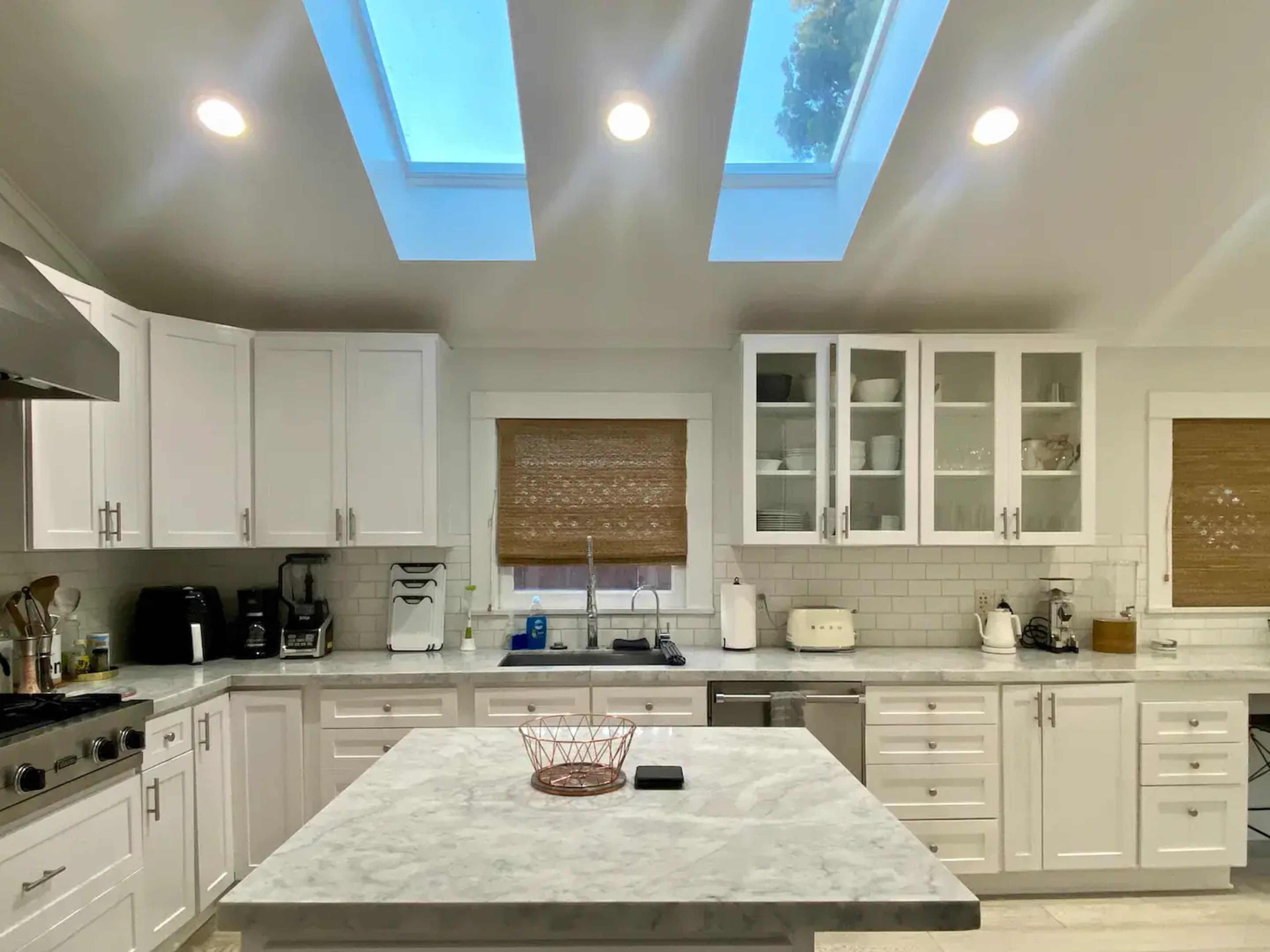 4/3 West LA Modern Bungalow Home with Backyard + Backhouse, Los Angeles ...