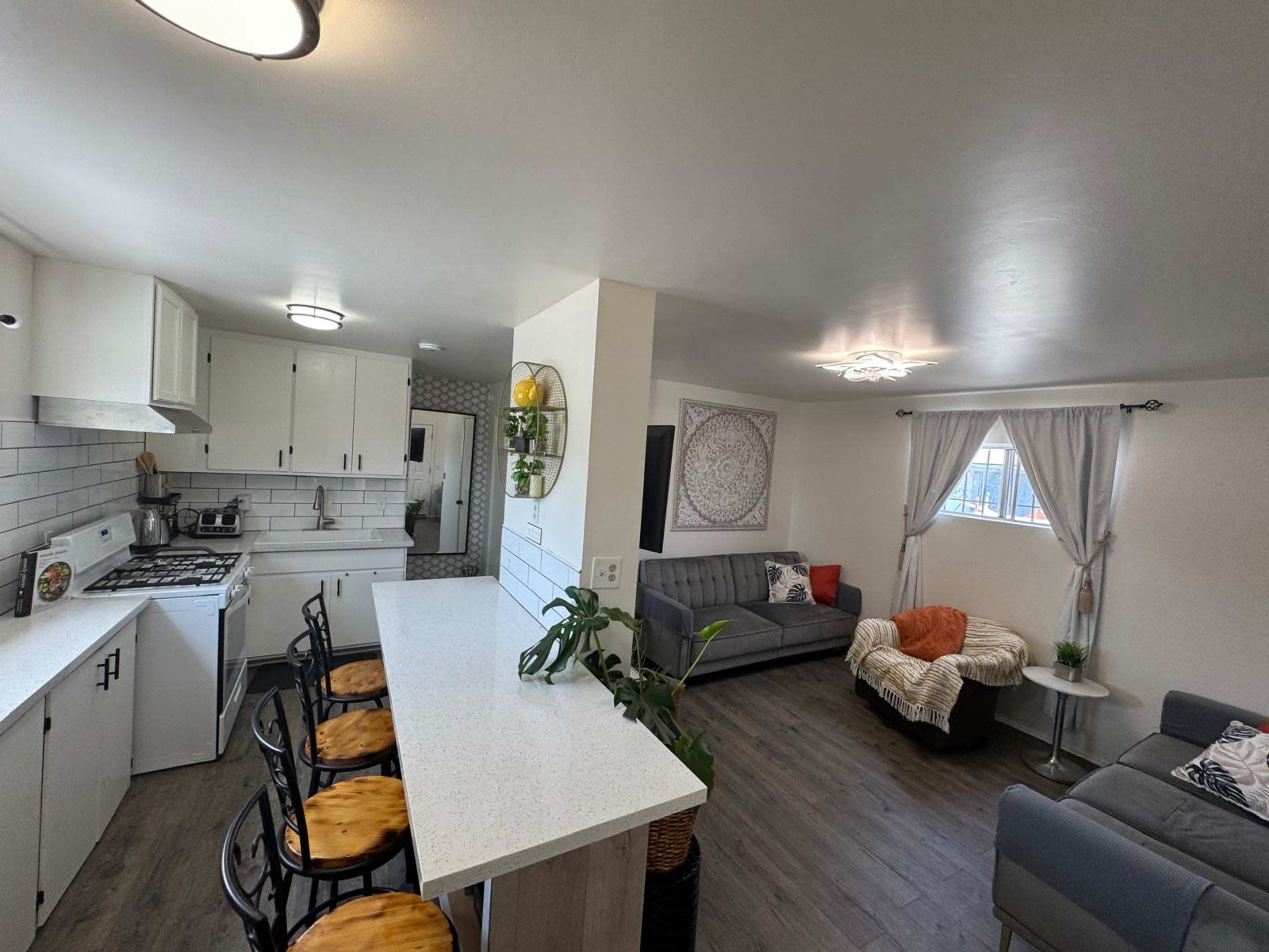 Urban Chic Apartment Above Storefront – Mar Vista, Los Angeles, CA ...