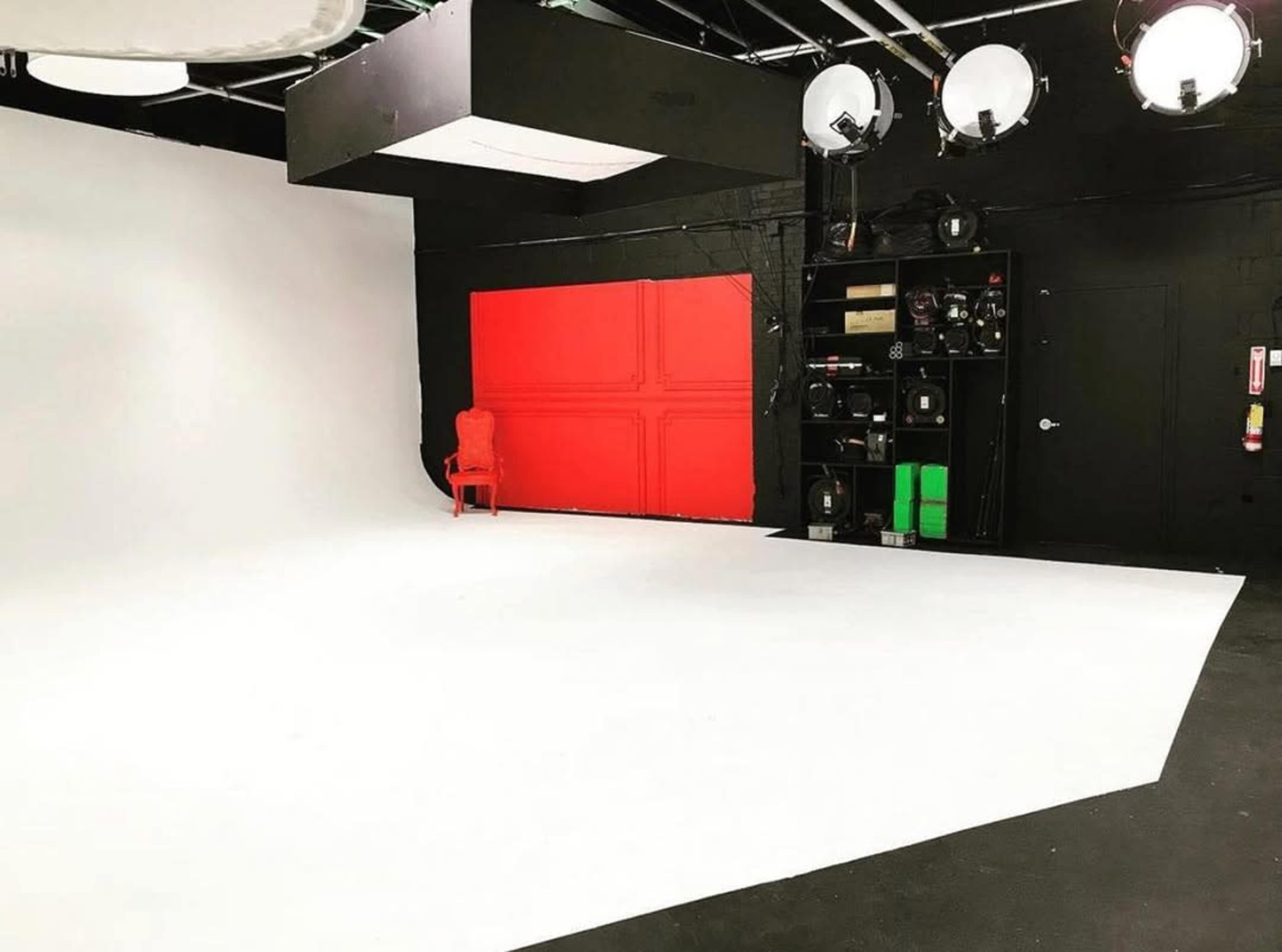 46FT Cyclorama with RGB/Softbox Lighting in Professional Film Studio ...