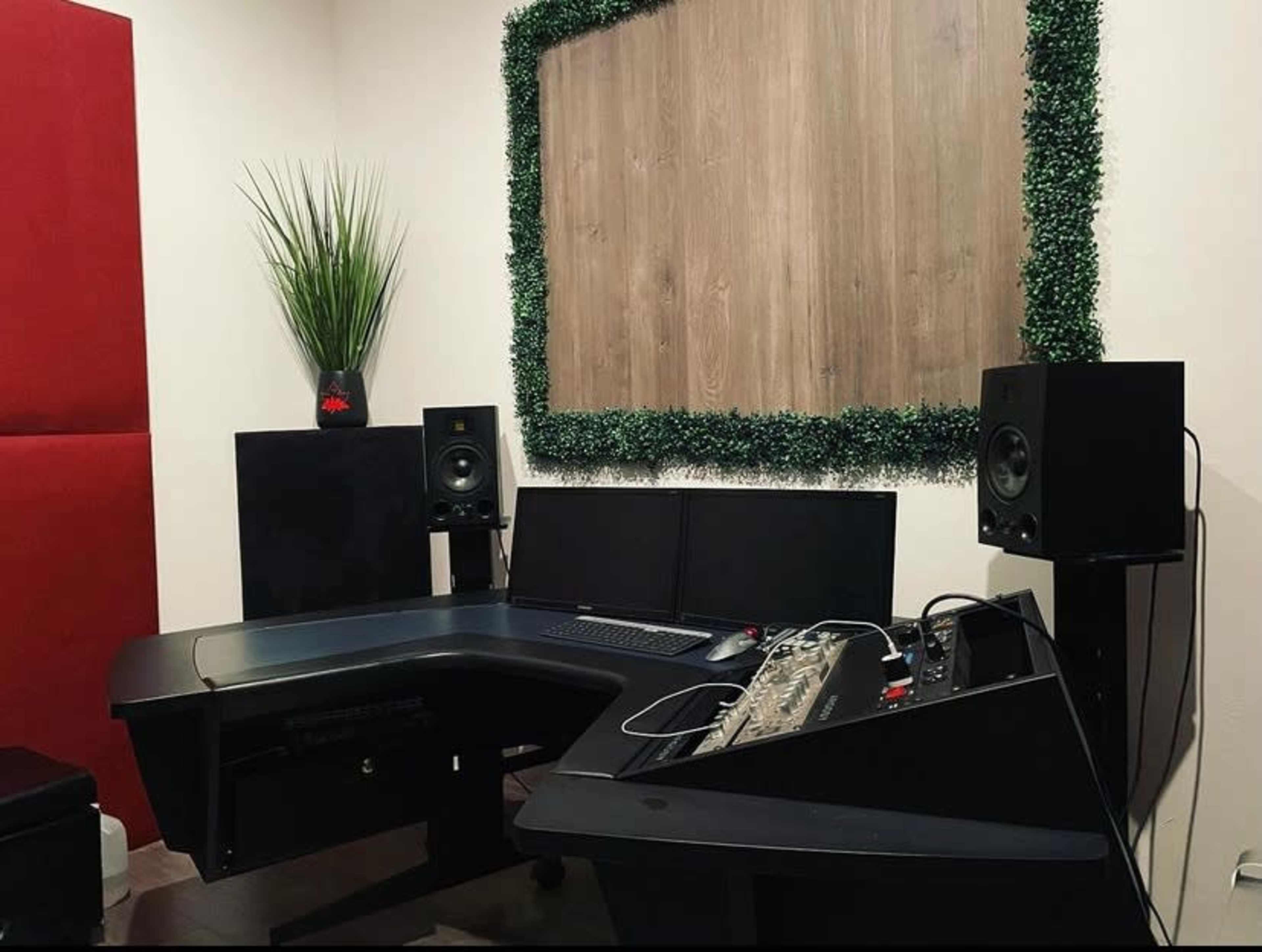 Boutique Recording Studio with Comfortable Esthetic, Ridgewood, NY ...