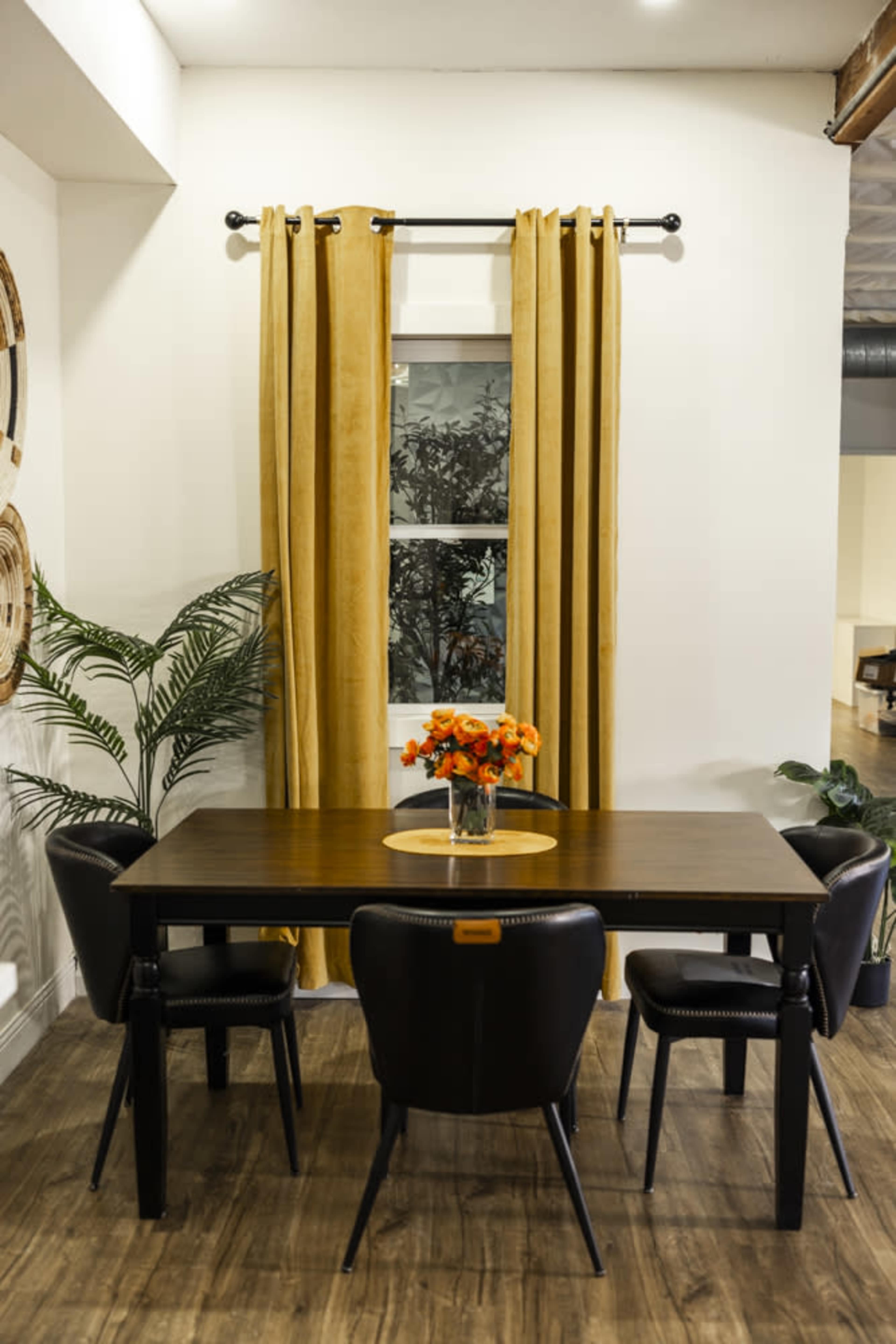 Bright Modern Loft w/ Full Kitchen Set + Paper Backdrops – Perfect for ...