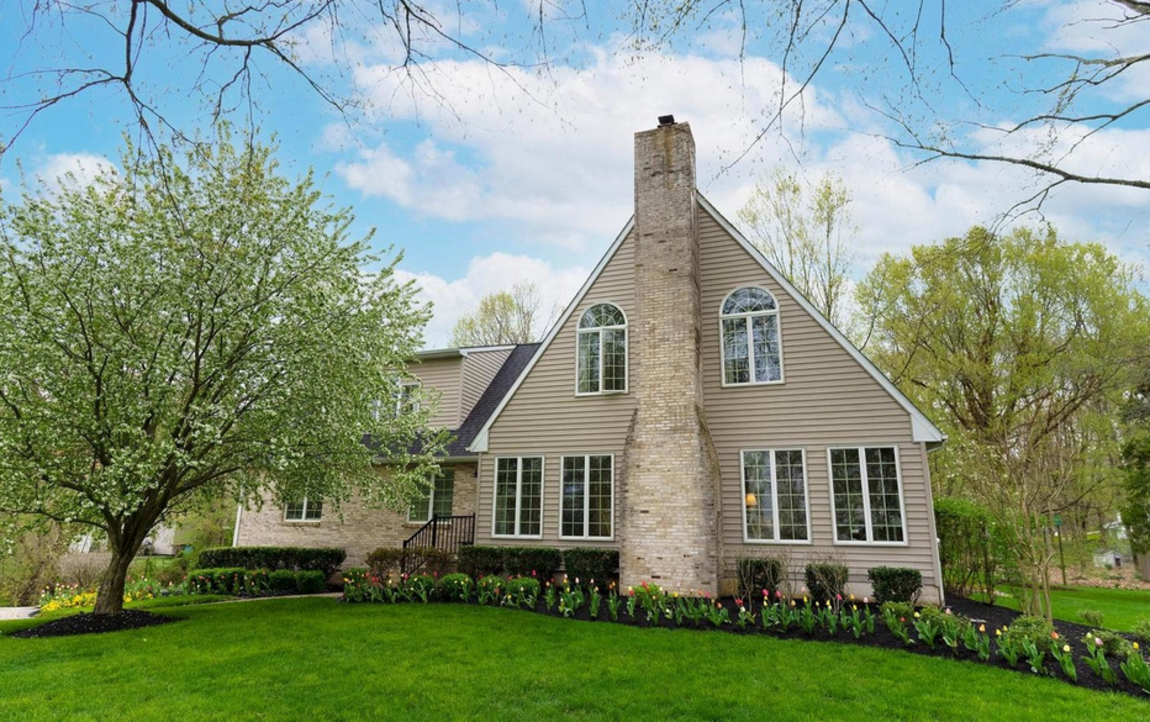 North River House | Scenic Sunrise Retreat with Floor-to-Ceiling ...