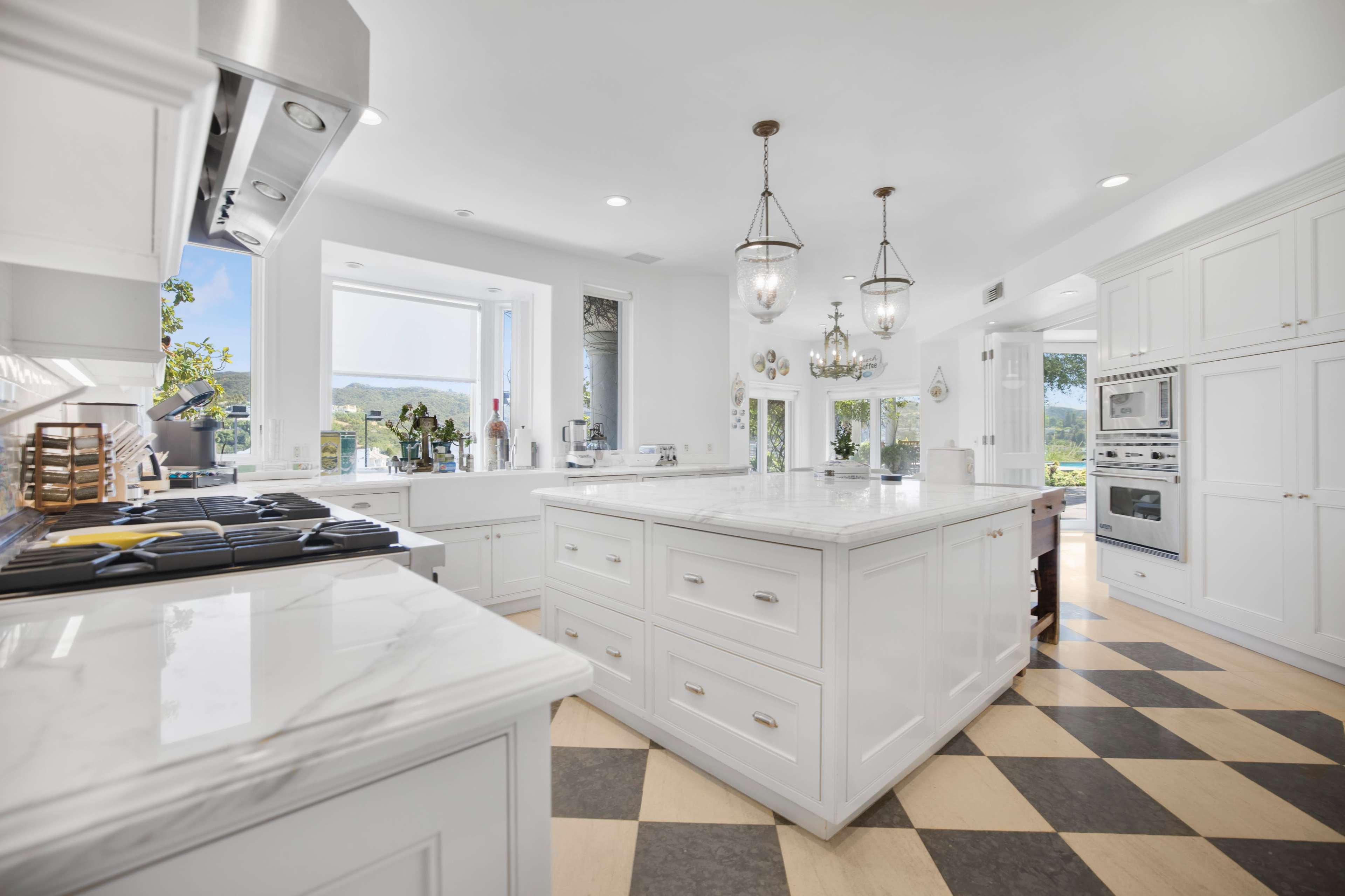 GRAND COUNTRY CLUB ESTATE WITH VINTAGE FLAIR, Los Angeles, CA | Off ...