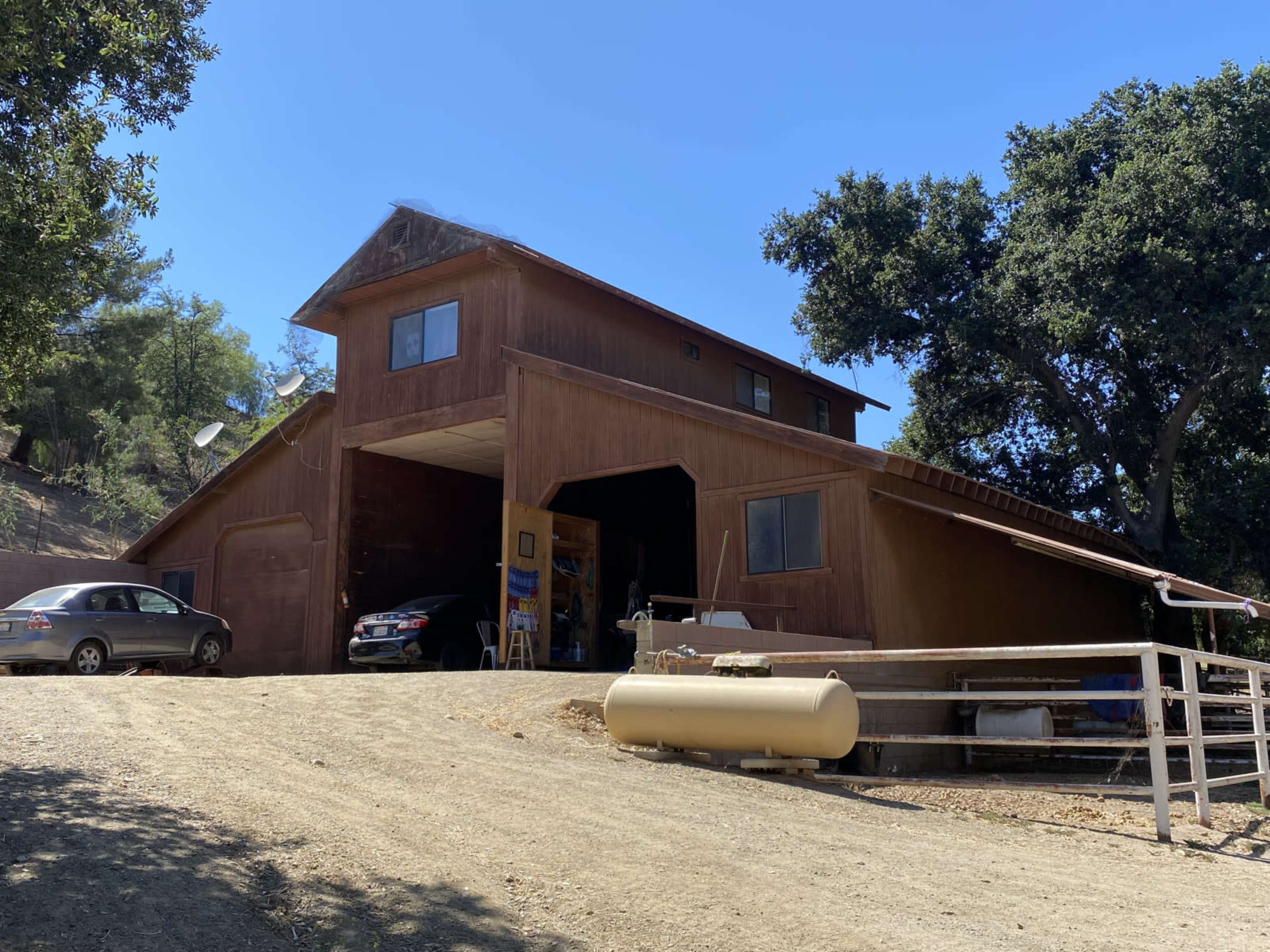 All America Ranch house/ farmhouse with large classic barn, Castaic, CA ...