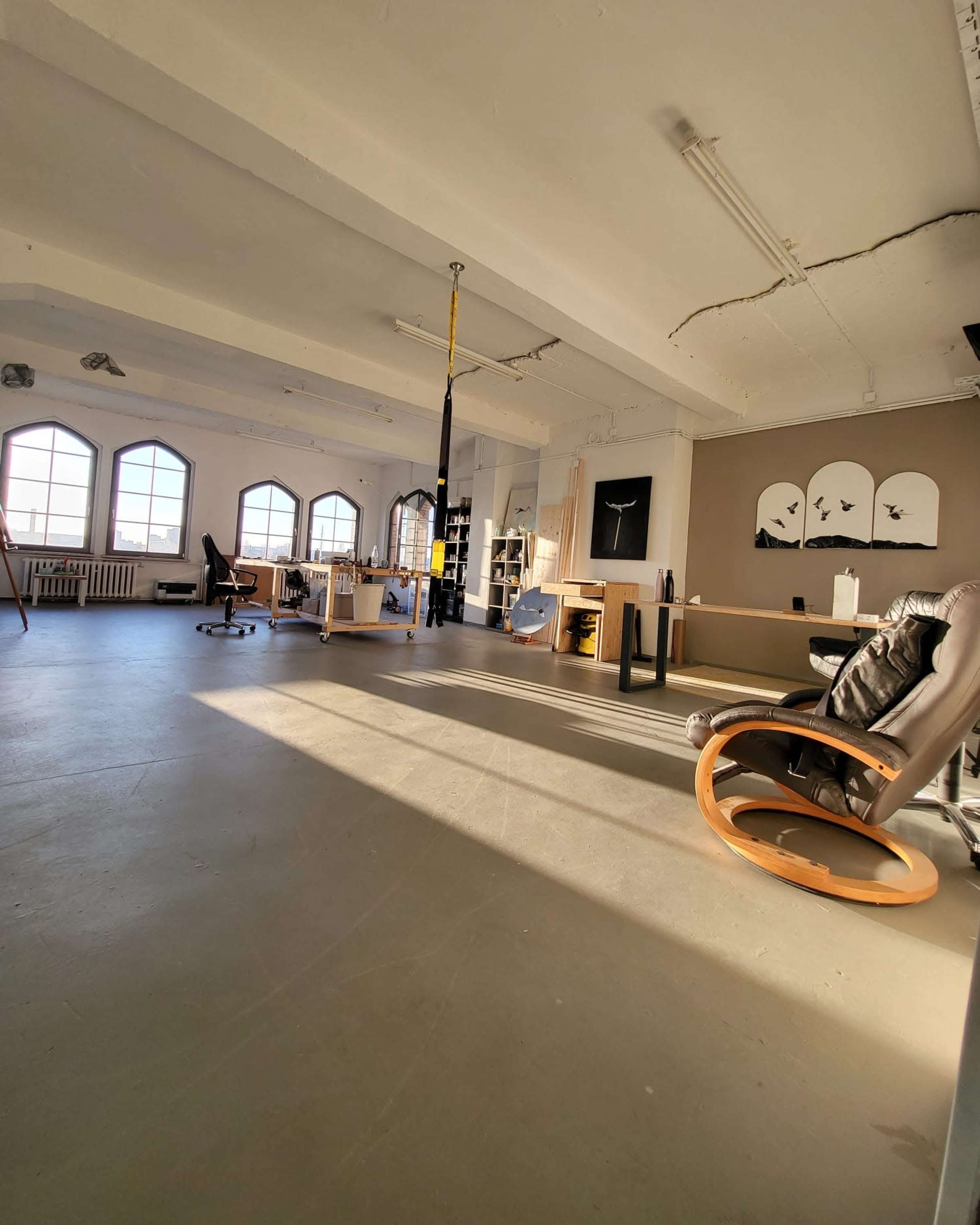 URBAN OLIVE DESIGN | Industrial Artist Studio with Large Windows ...