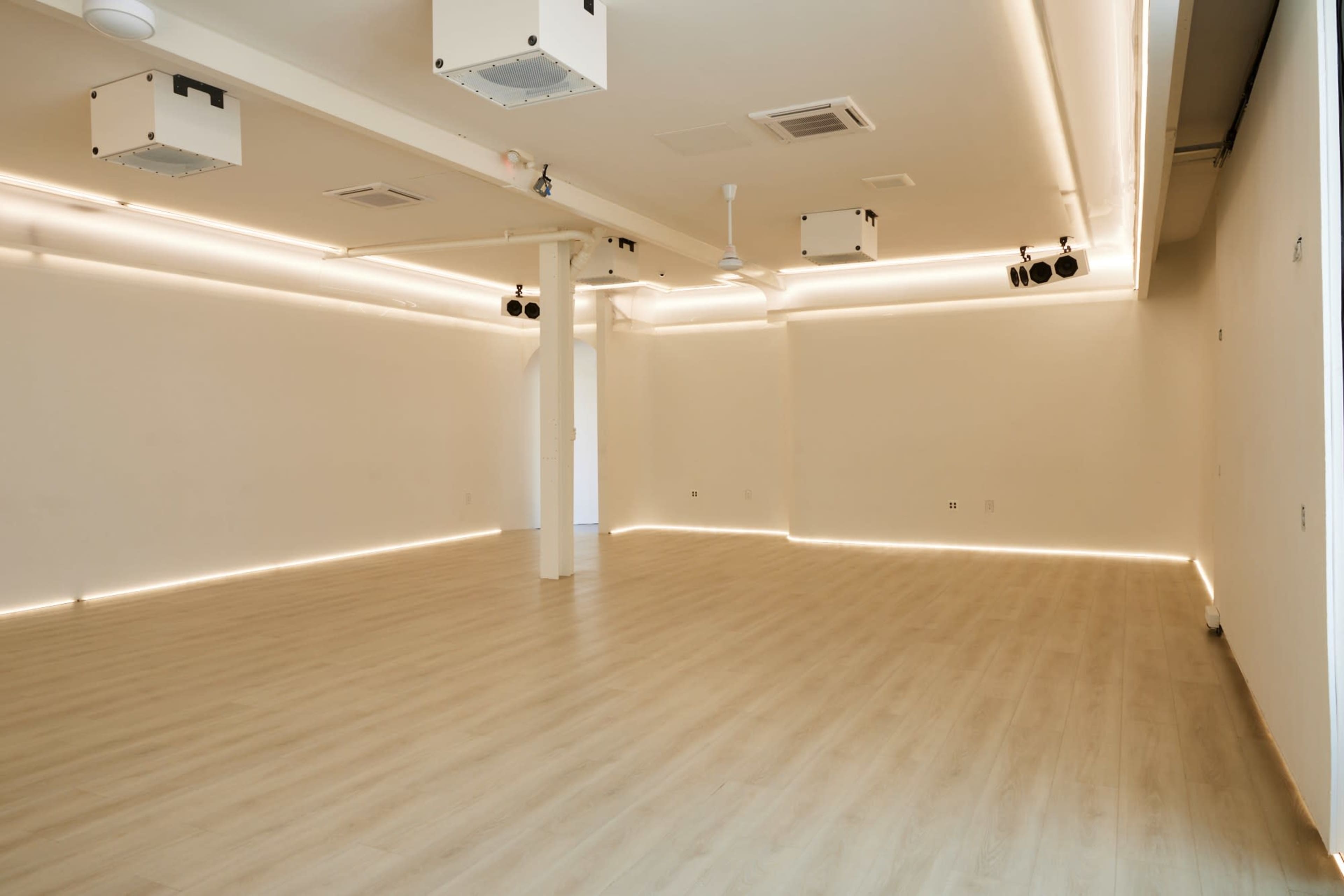 Soundproof White Loft Studio with High Ceilings in Greenpoint, brooklyn ...