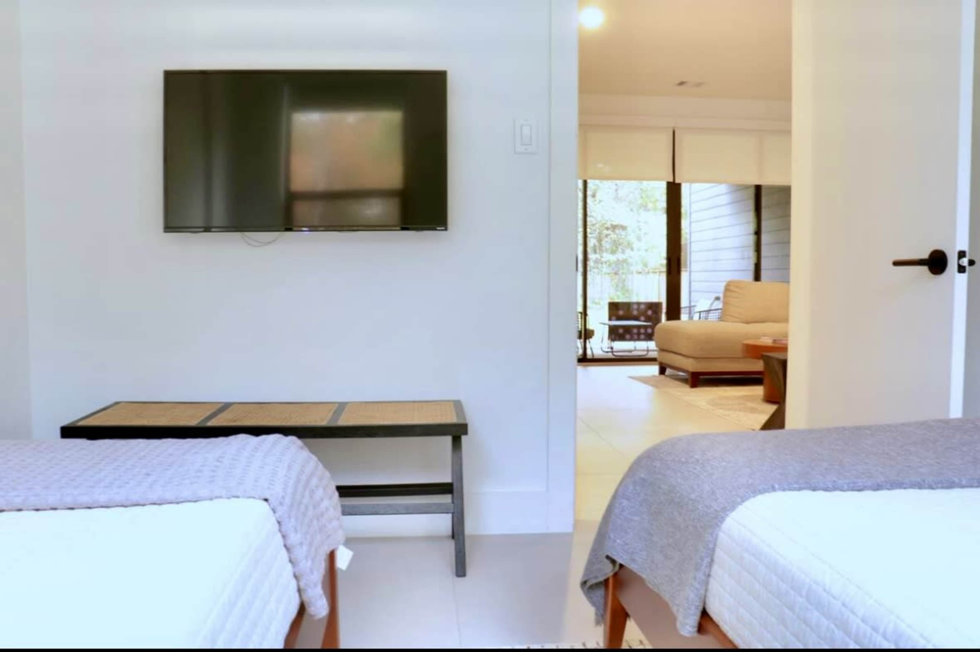 Modern Home - PERFECT for small gatherings and photo shoots, Conroe, TX ...