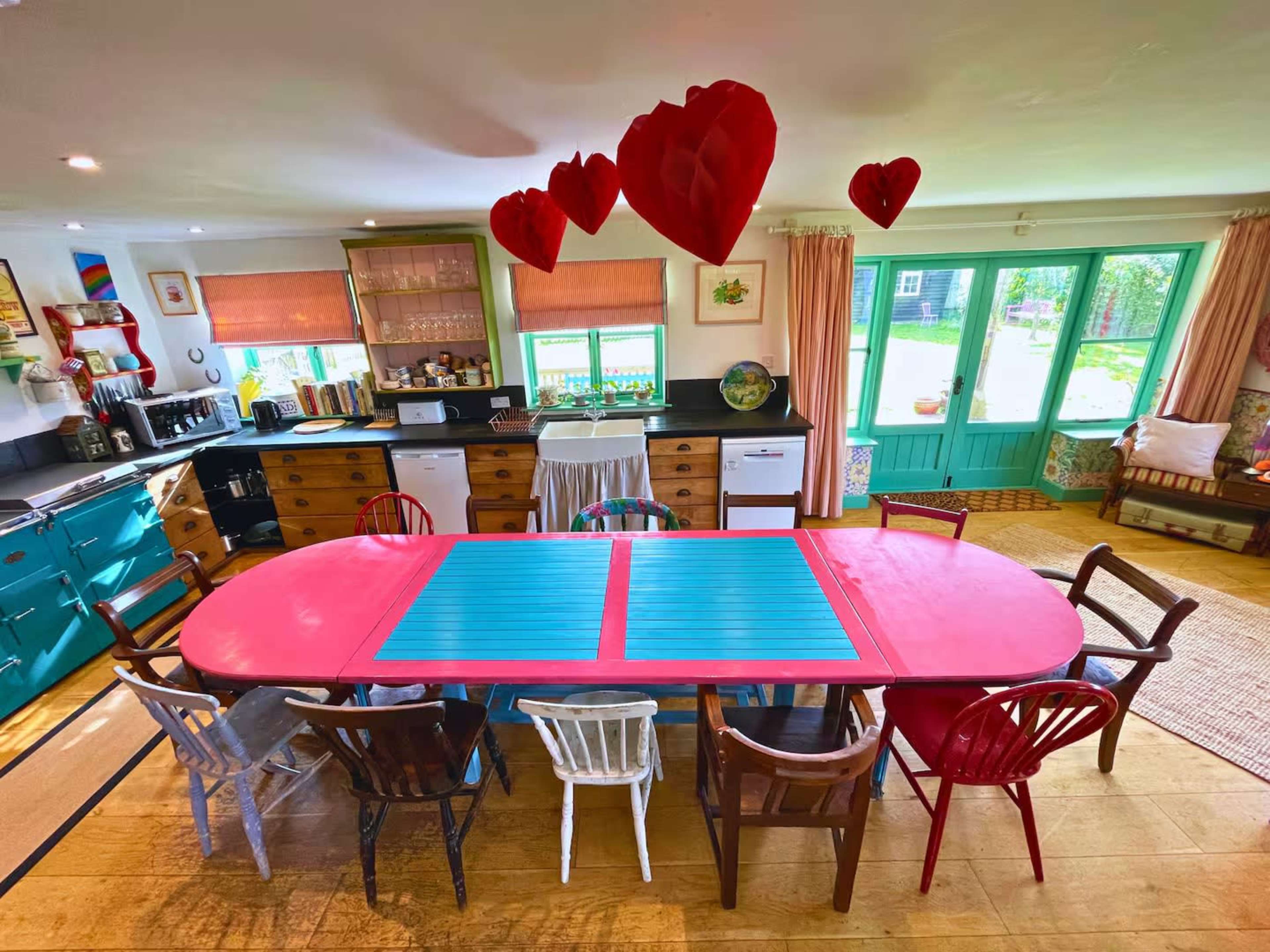 Bold Countryside Farmhouse for Shoots & Creative Reset Days, Baulking ...