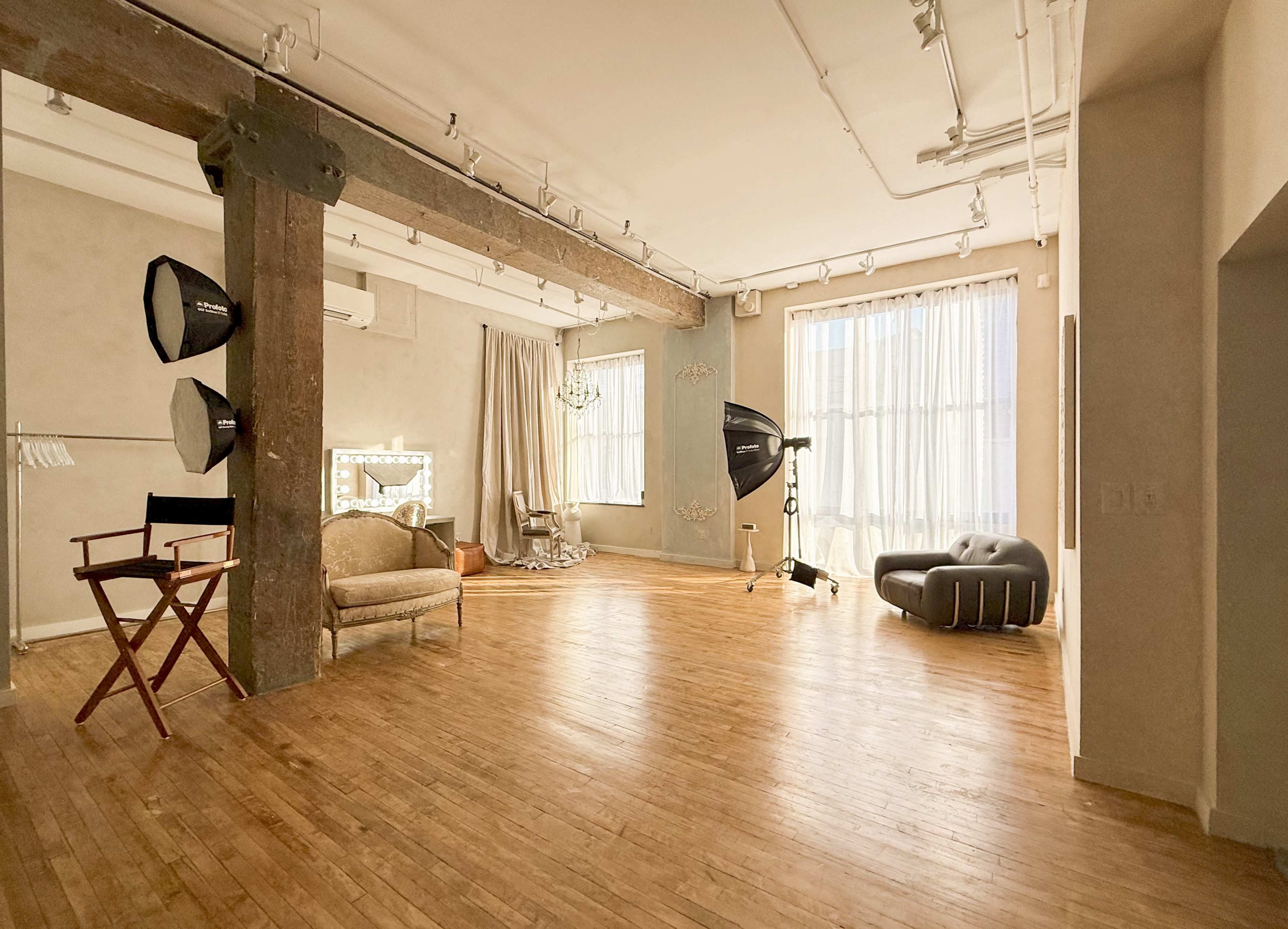 Blueberry NYC | Creative Loft with Pre-lit Dual Cyclorama + Free Profoto and Aperture Gear ...