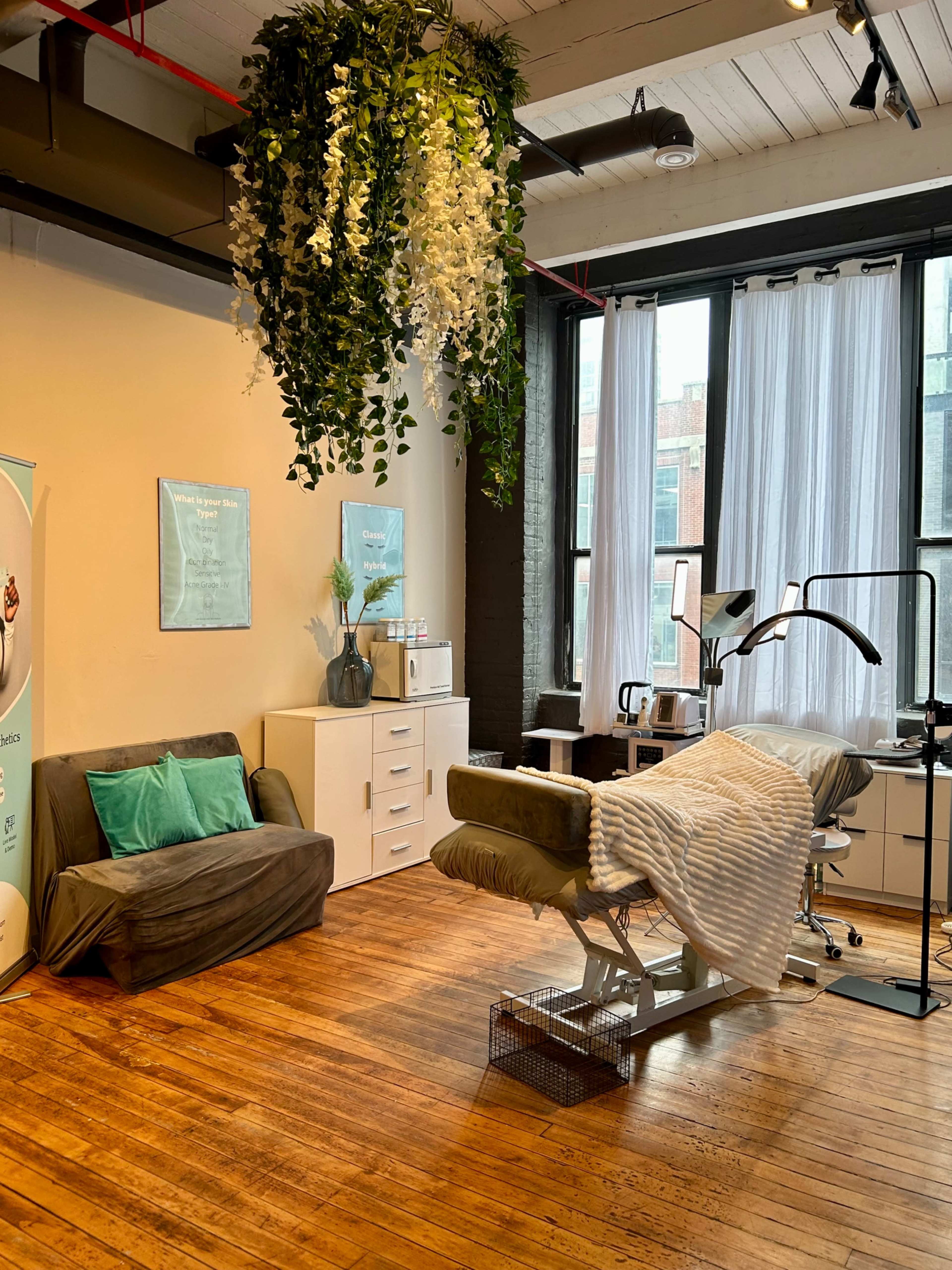 Downtown Lofty Beauty Space, Chicago, IL | Production | Peerspace