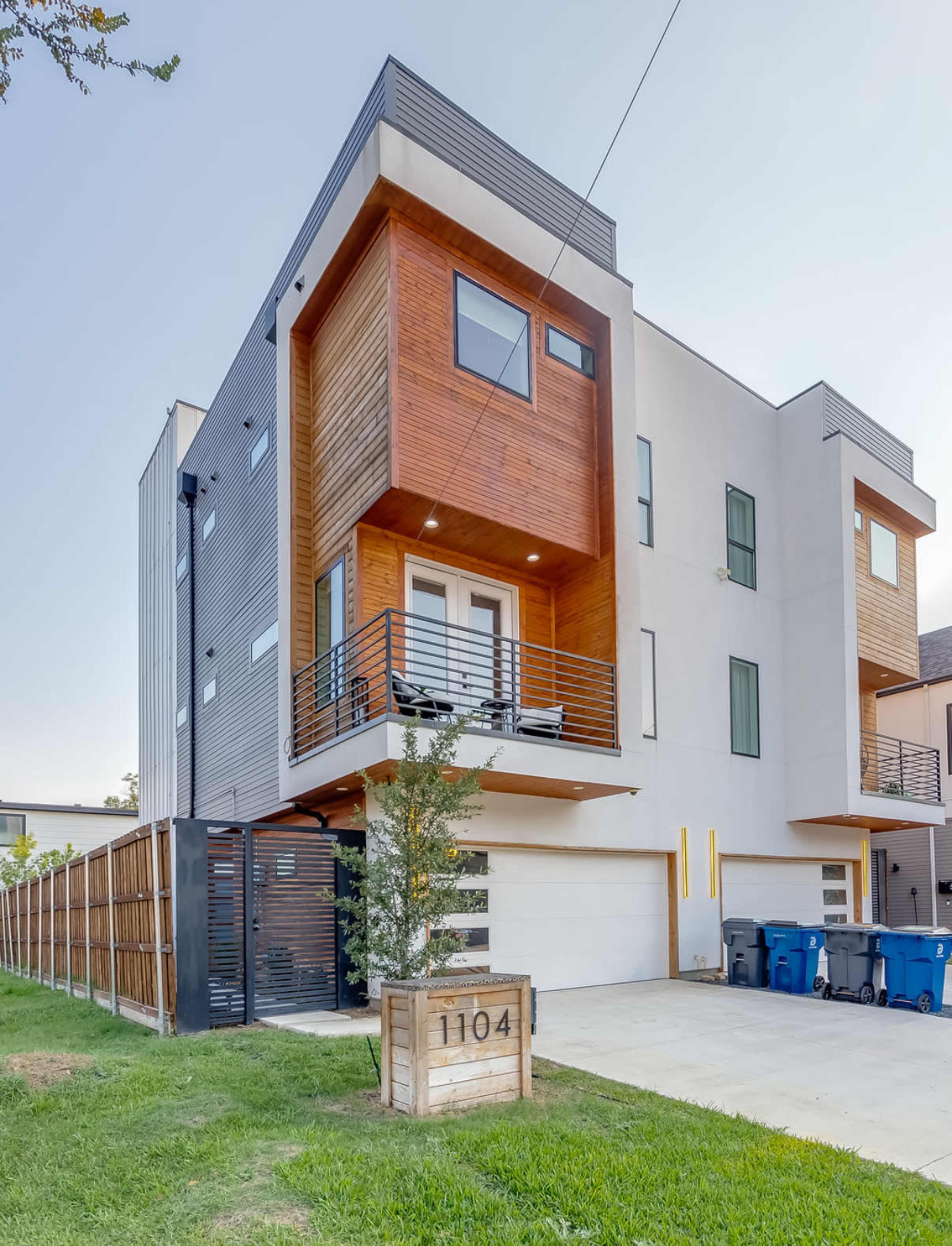 The West Dallas High Bar, Dallas, TX | Production | Peerspace