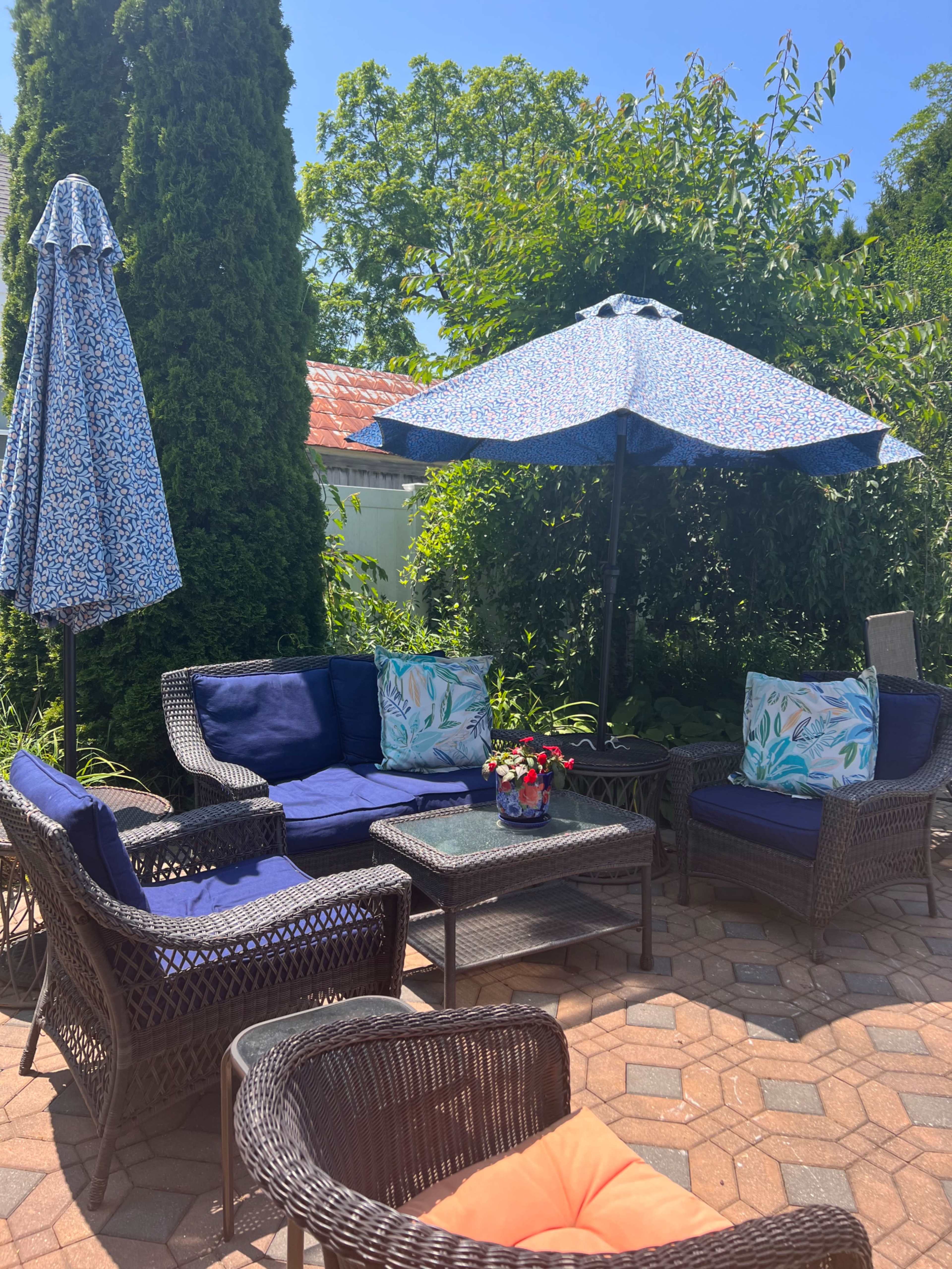 Relaxing poolside and barbecue. Pool house for food or play area for ...