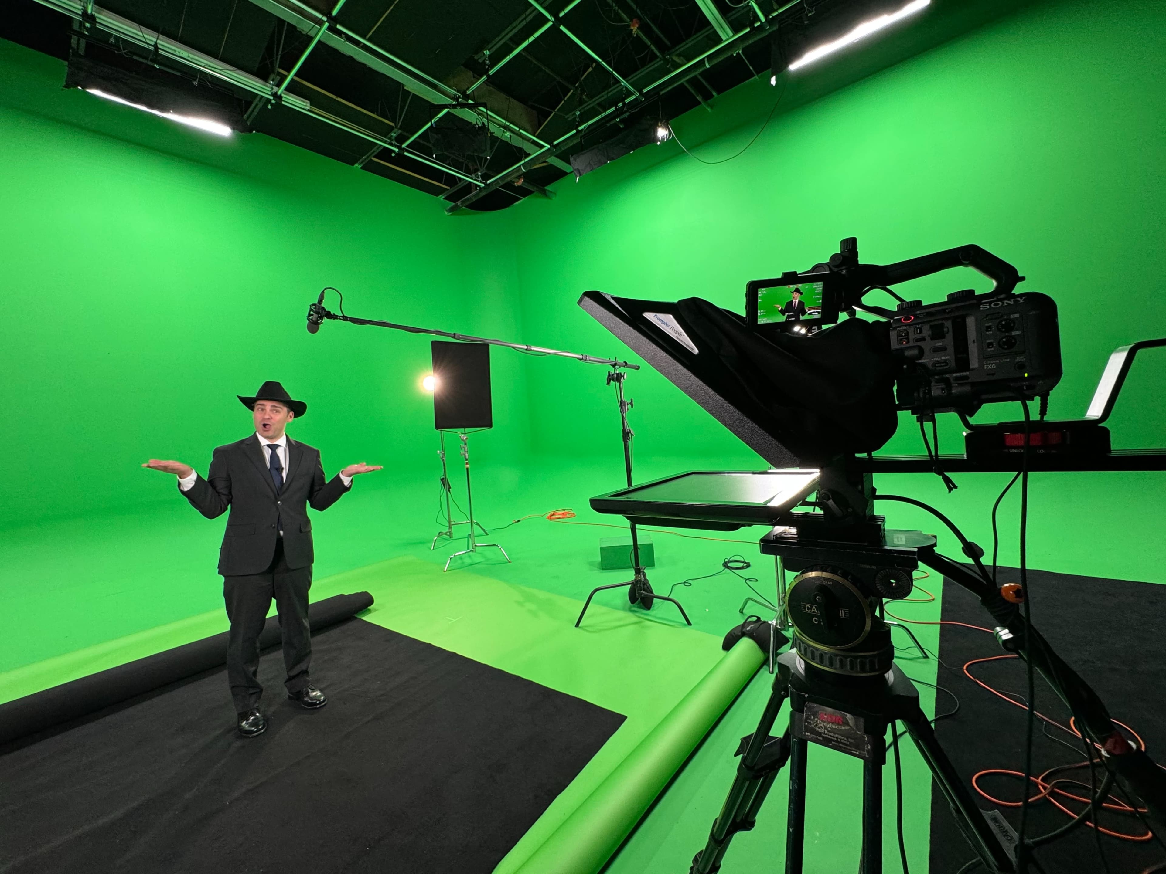 1200+ sqft Green Screen Cyc Studio with Full Lighting Grid & Drive-In ...