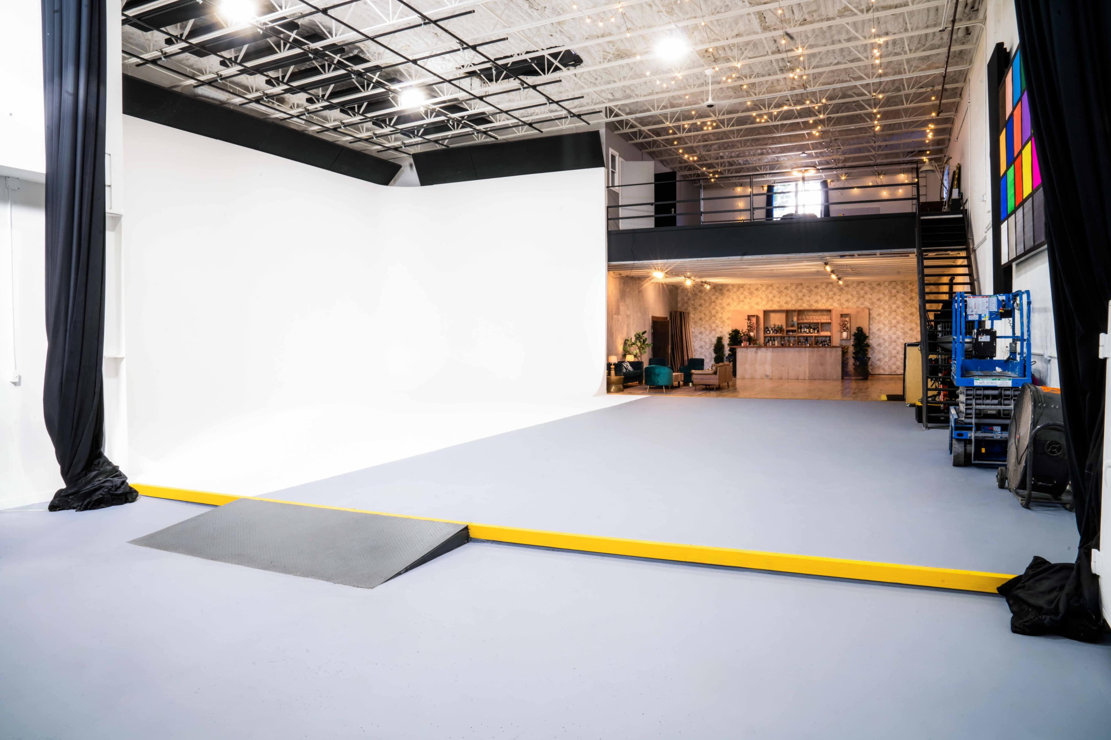 SPACIOUS PRODUCTION STUDIO WITH LARGE CYCLORAMA IN GOWANUS, BROOKLYN ...
