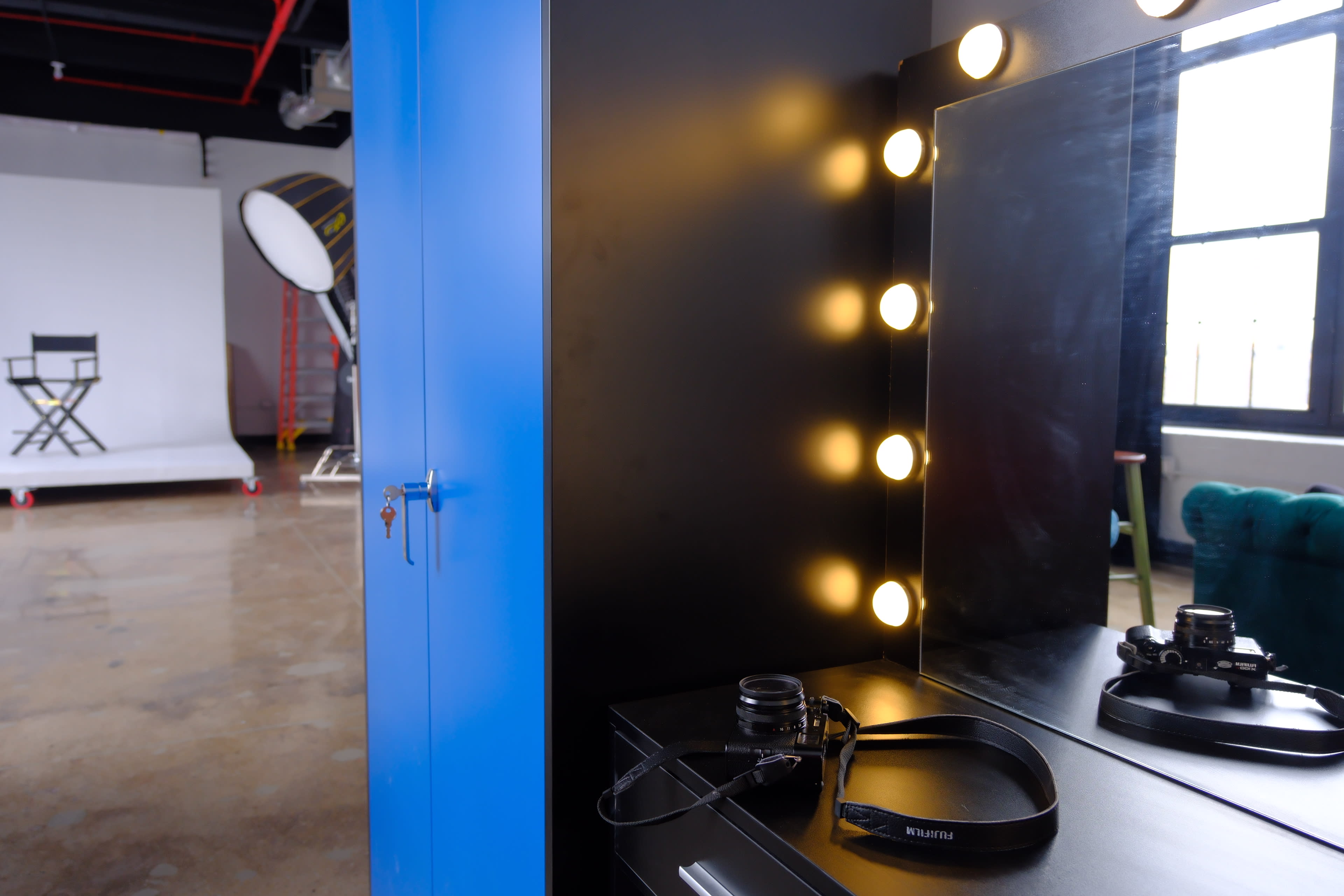 VK Studio | Daylight Studio with Movable Cyclorama and Blackout Option ...