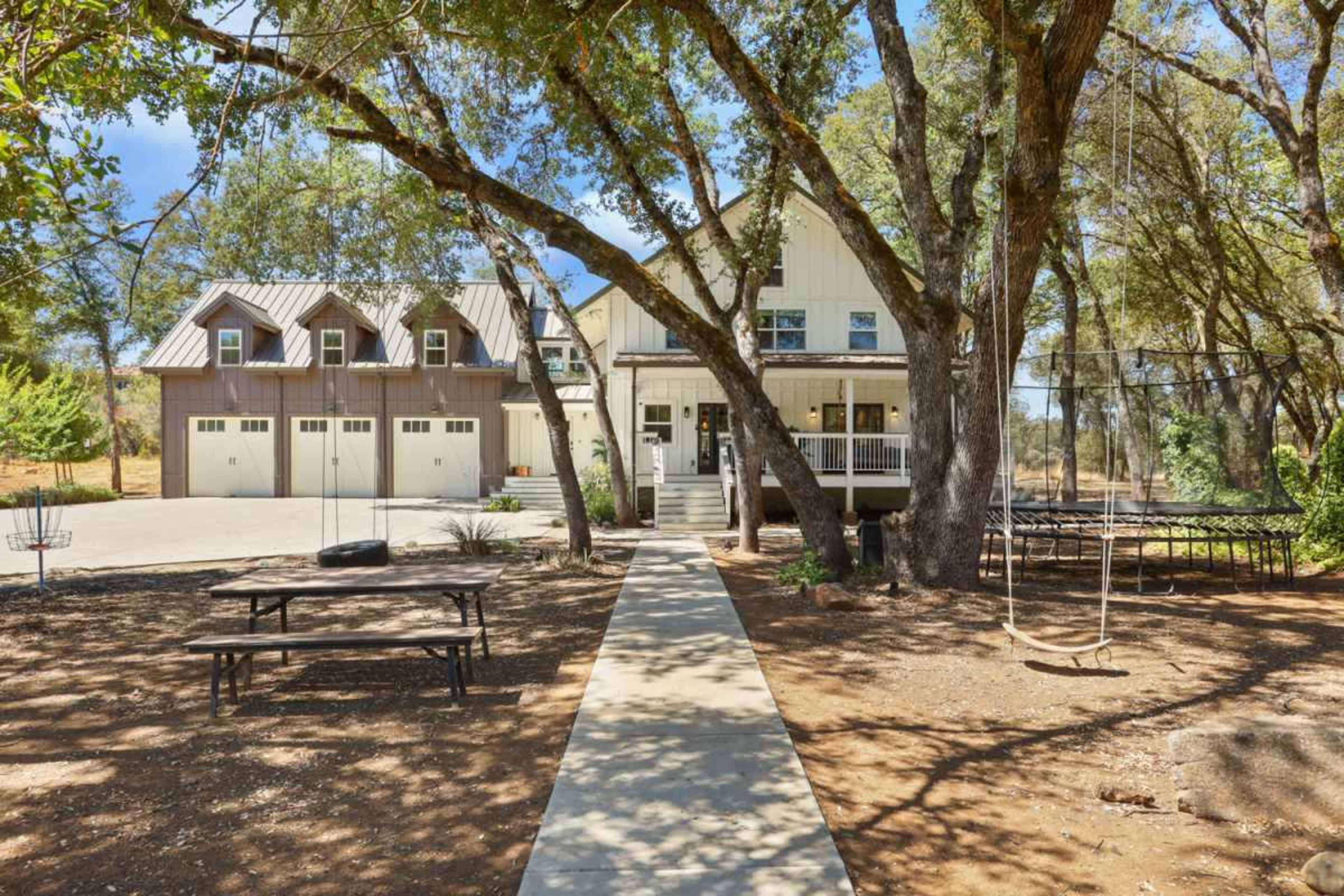 Private 20 Acre Ranch w/Pickleballcourt, serene landscapes, and Pool ...