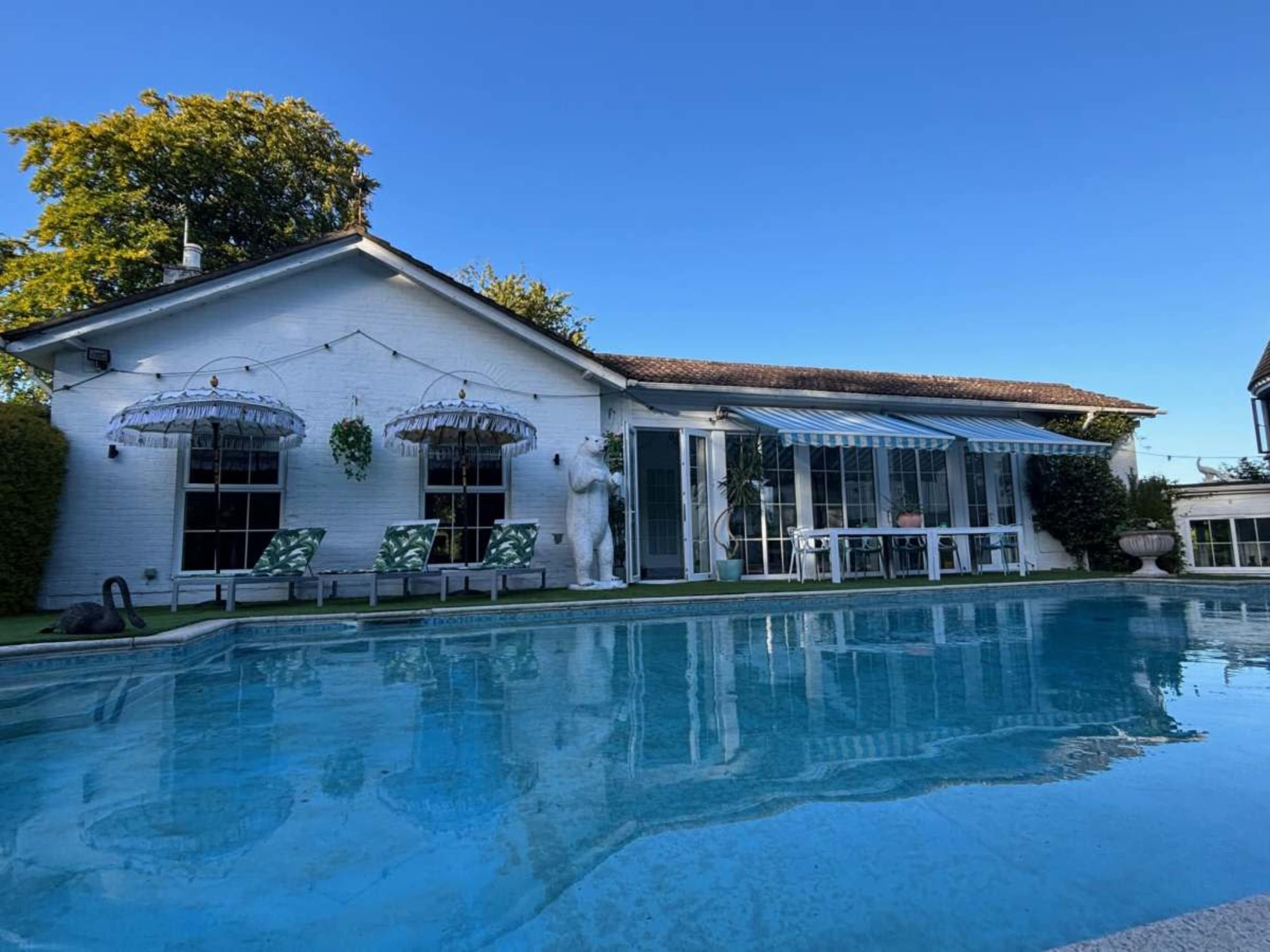 Country house with courtyard pool, 70s Slim Aarons vibes & spectacular ...