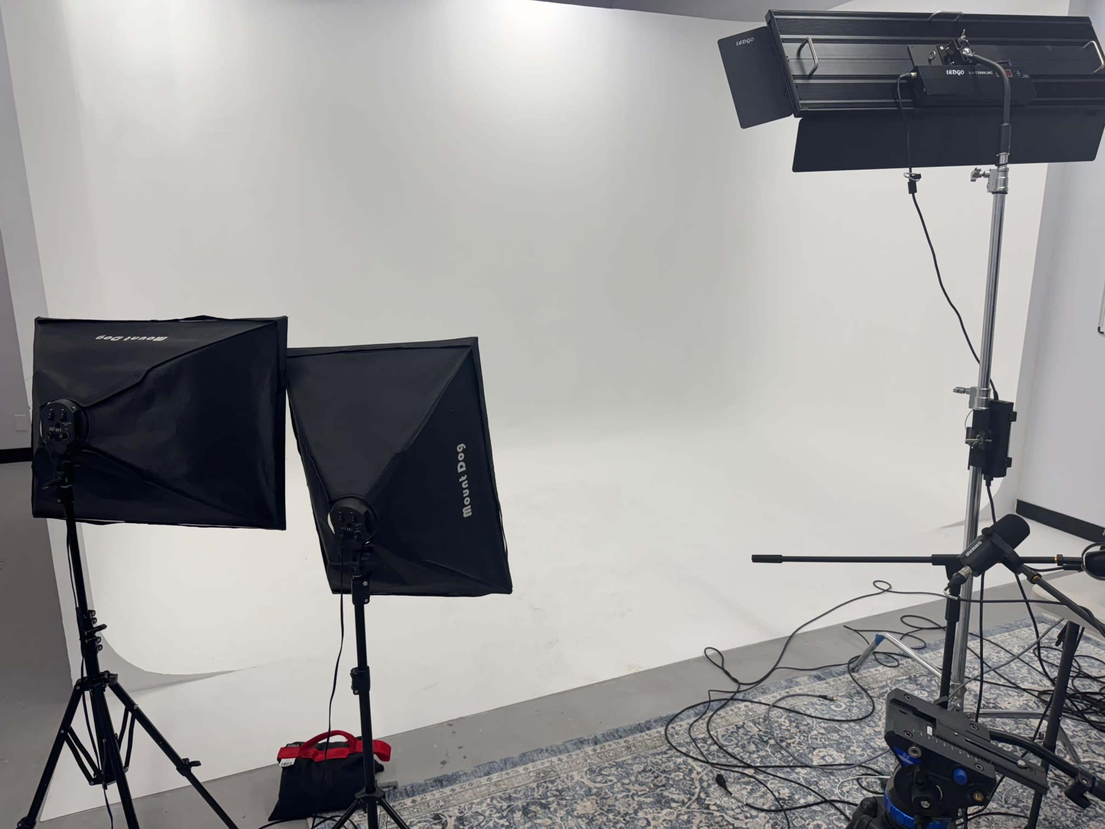 Cyc White Wall Studio with Natural Light W/ AC, Chatsworth, CA ...