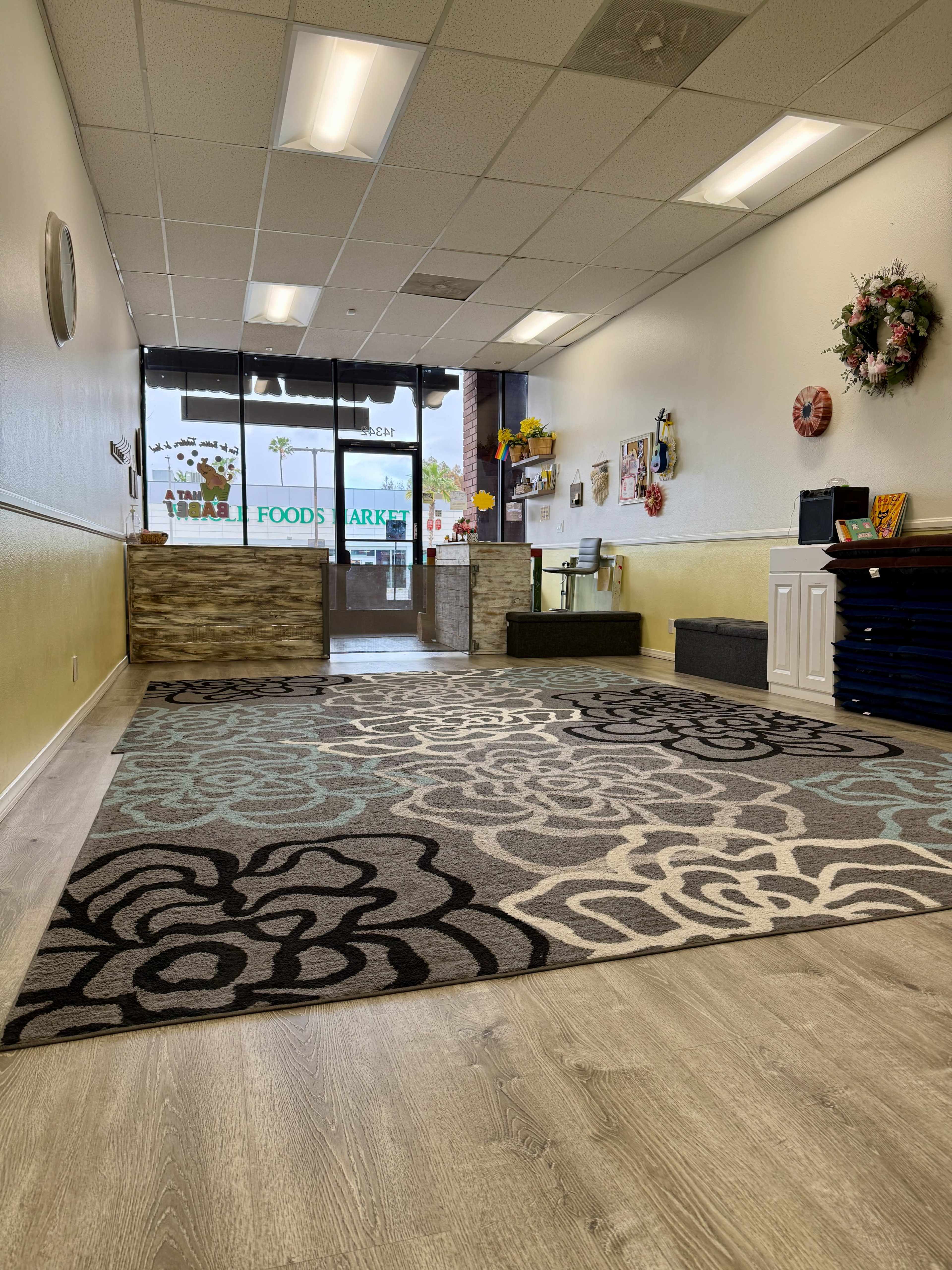 Bright, clean & cozy studio perfect for small classes, photo shoots ...