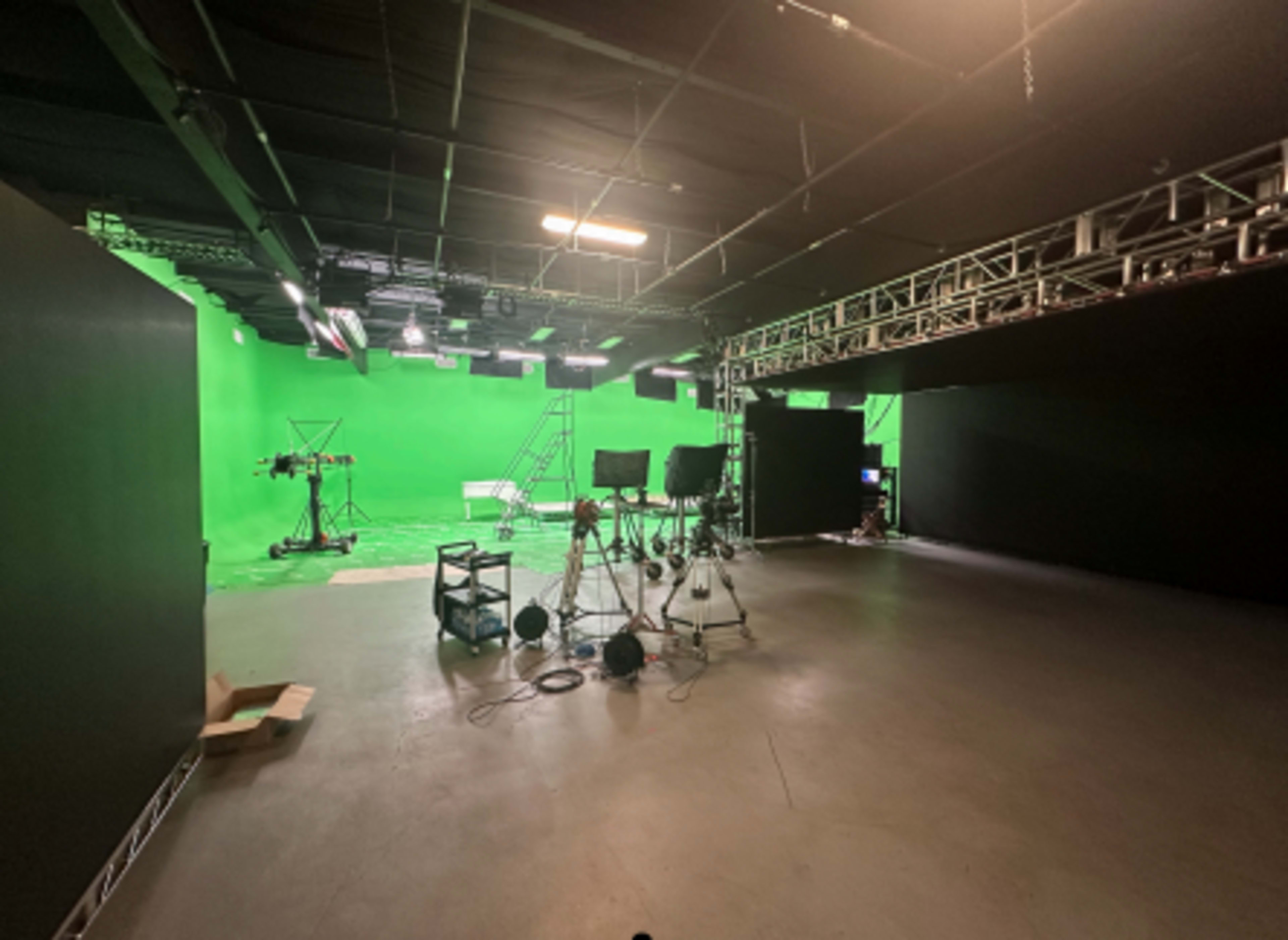 48' Green Screen Cyc Wall, North Hollywood, CA | Production | Peerspace