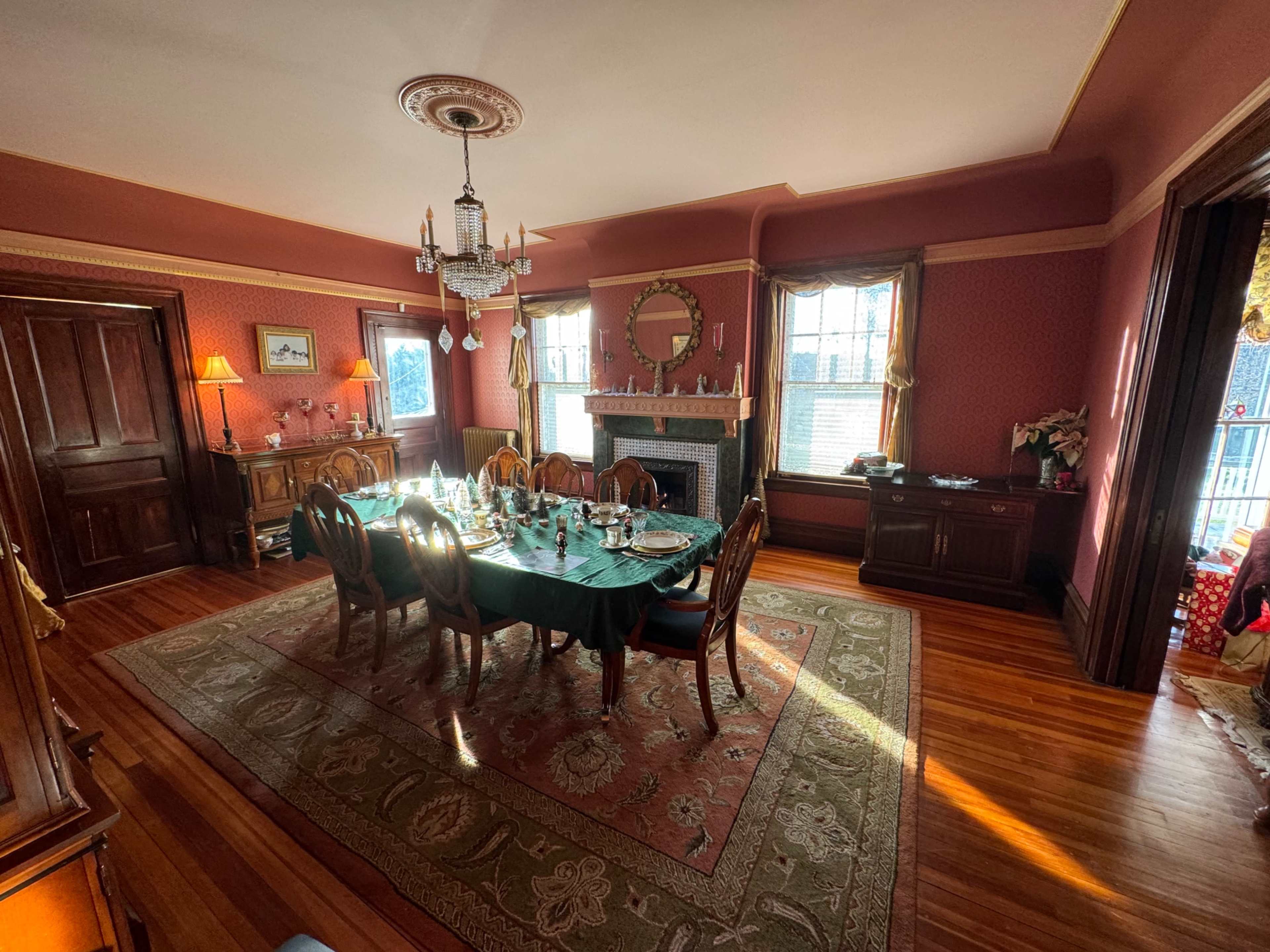 Historic Federal Colonial with wraparound porch in Gas Lamp town of ...