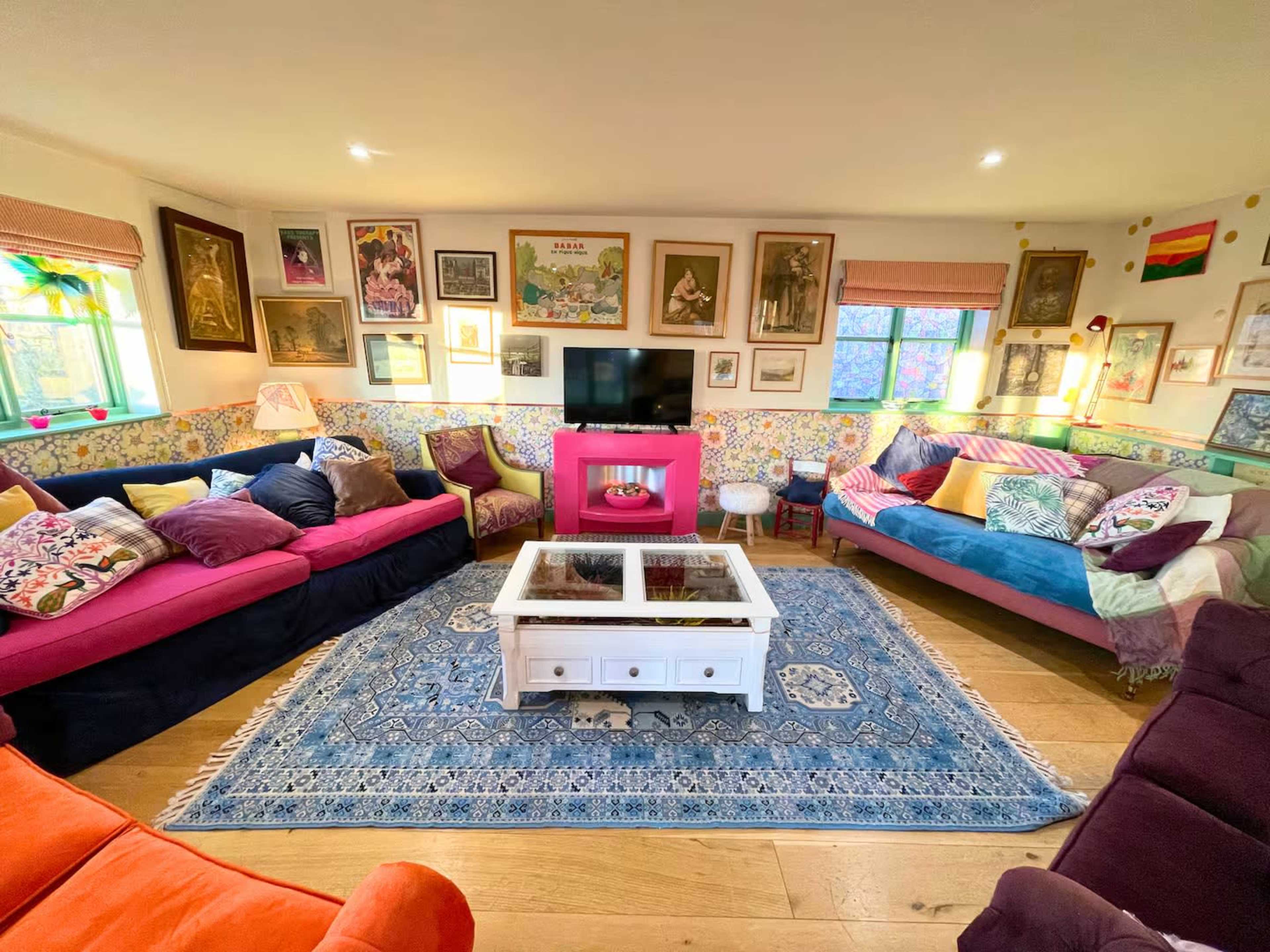 Bold Countryside Farmhouse for Shoots & Creative Reset Days, Baulking ...