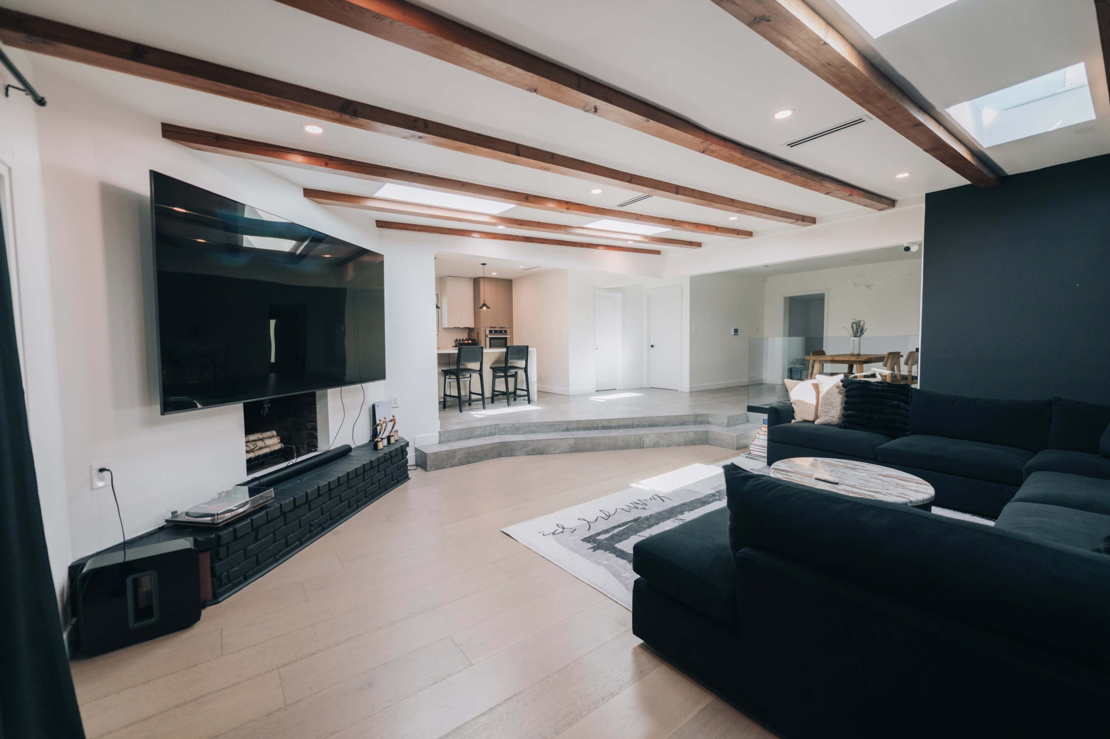 Creator Space with Natural Light, Open Kitchen, & Podcast Space in Tarzana, Tarzana, CA | Off ...