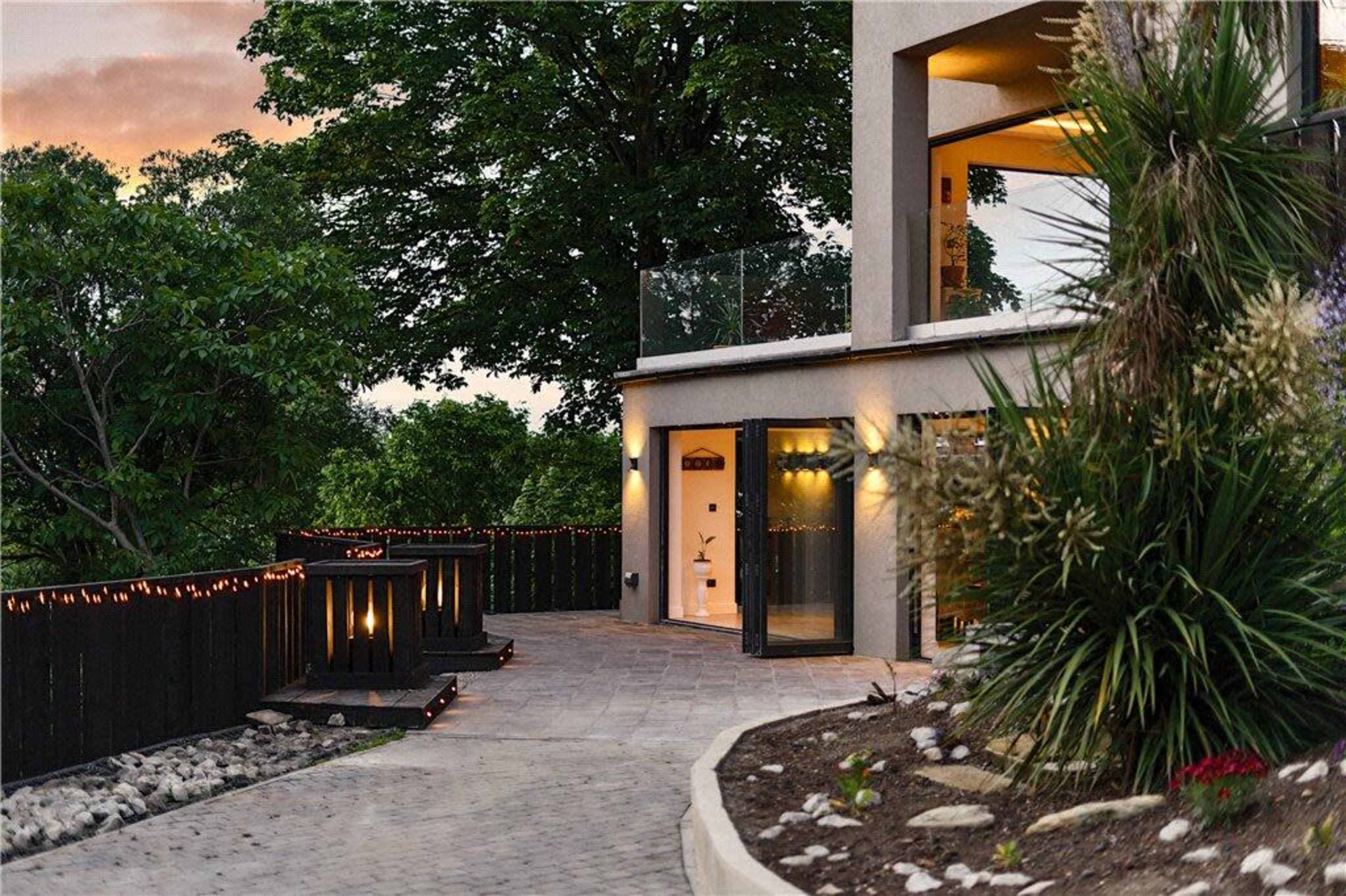 London villa with garden and skyline views, hot tub and sauna, London ...