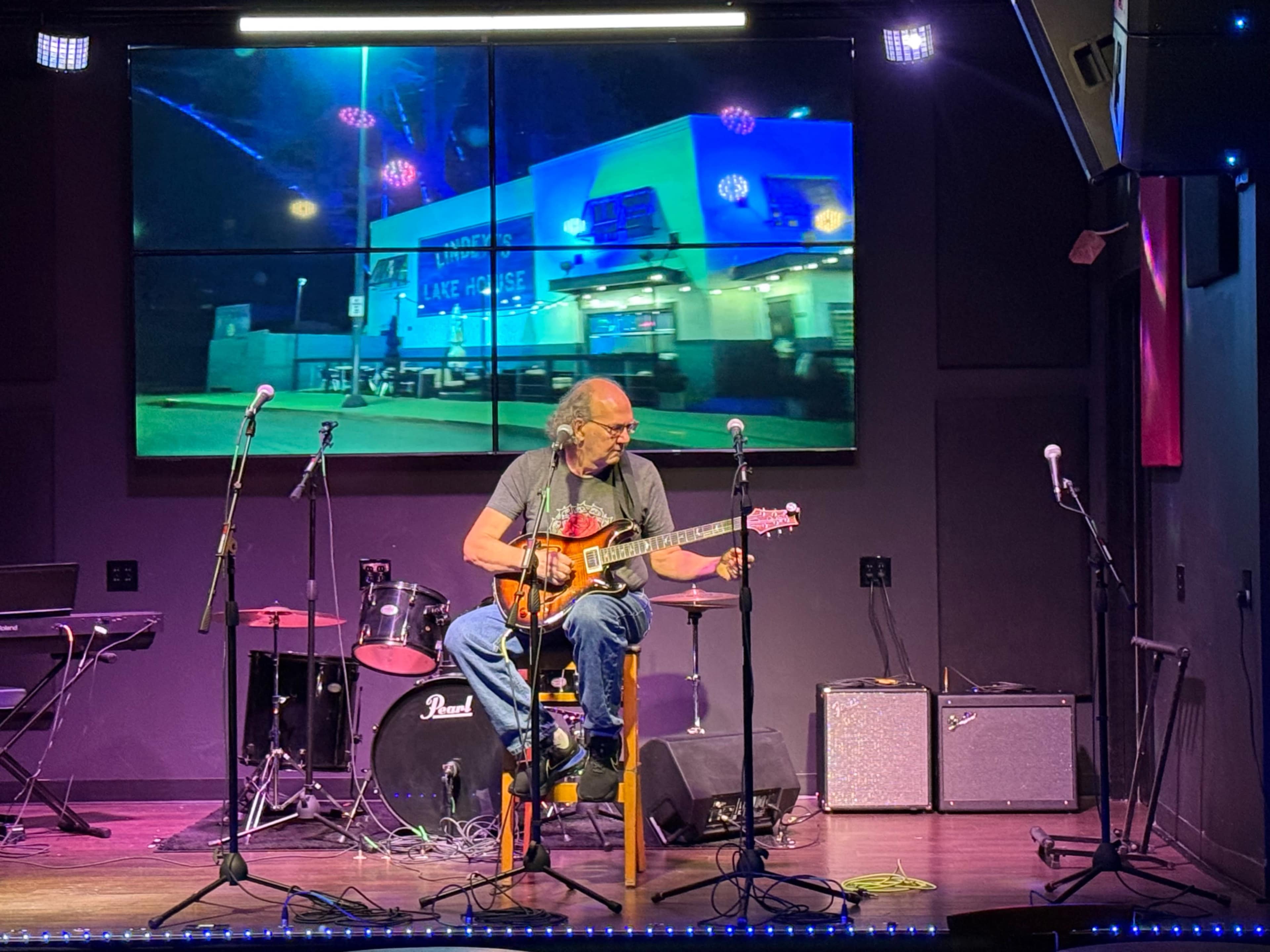 Showcase room venue with stage, video board and state of the art sound ...